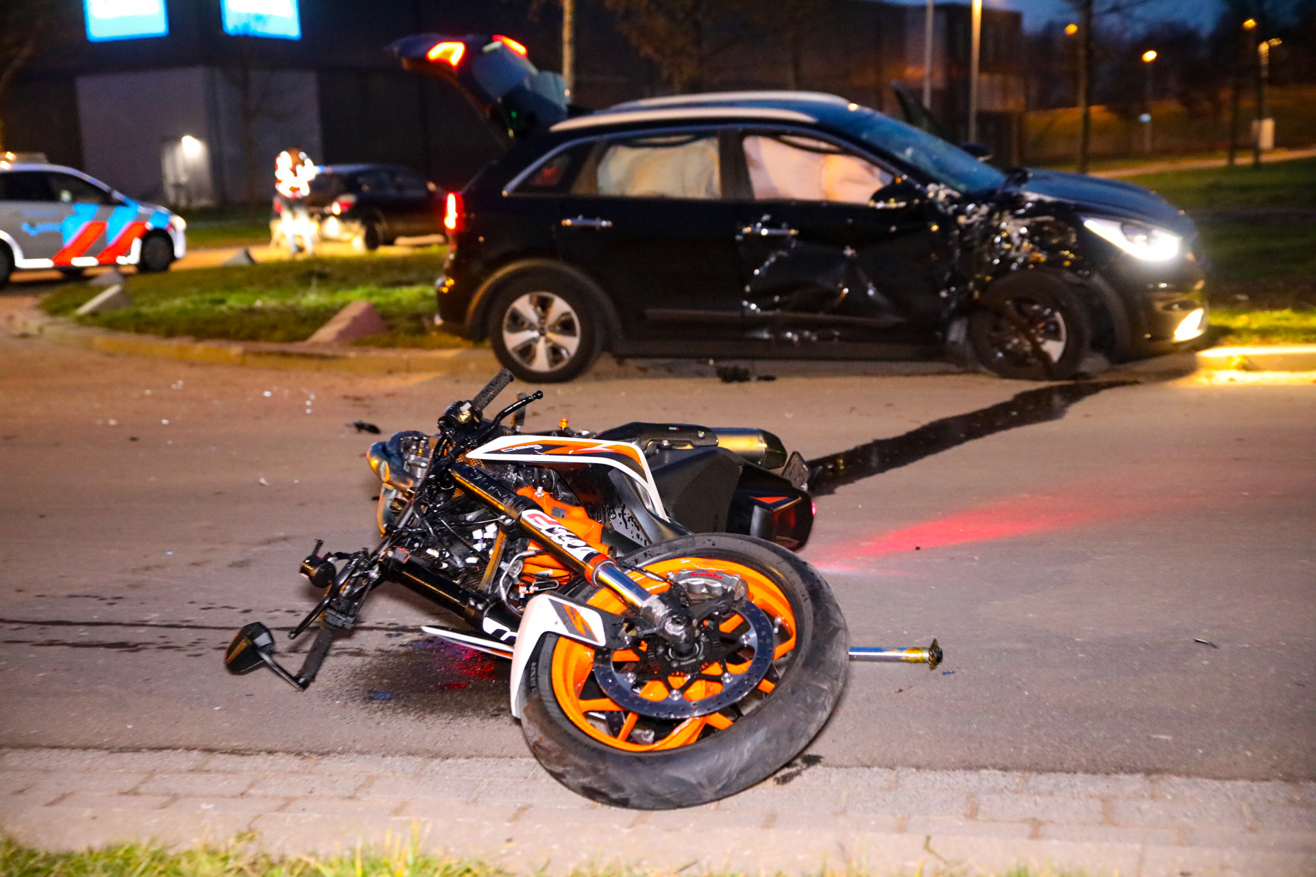 Jonge man op motor zwaargewond na aanrijding met auto Laan van de Ram ...