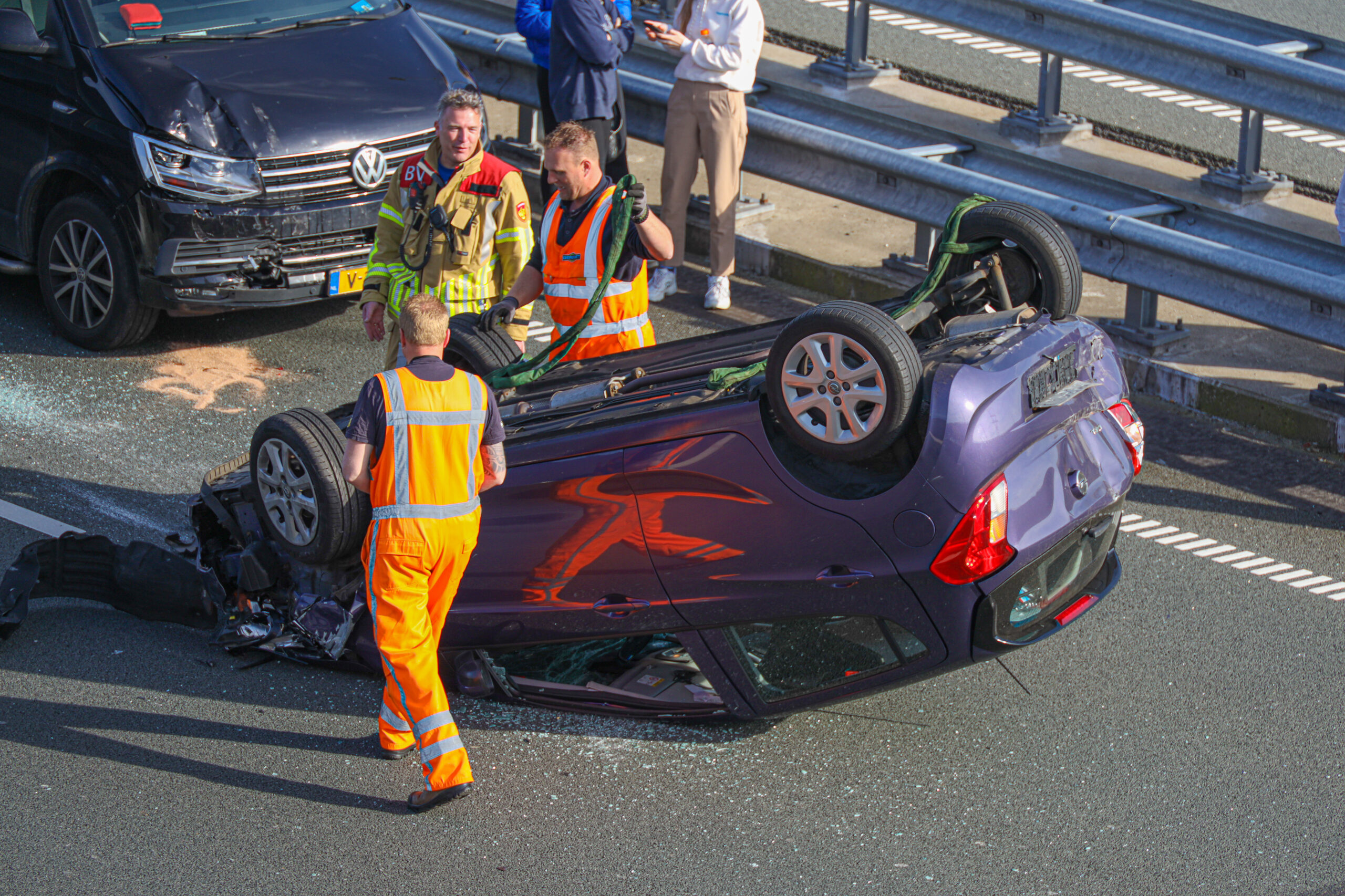 Auto slaat over de kop na ongeluk met meerdere voertuigen A1 Muiden | 112 Nieuws Nederland