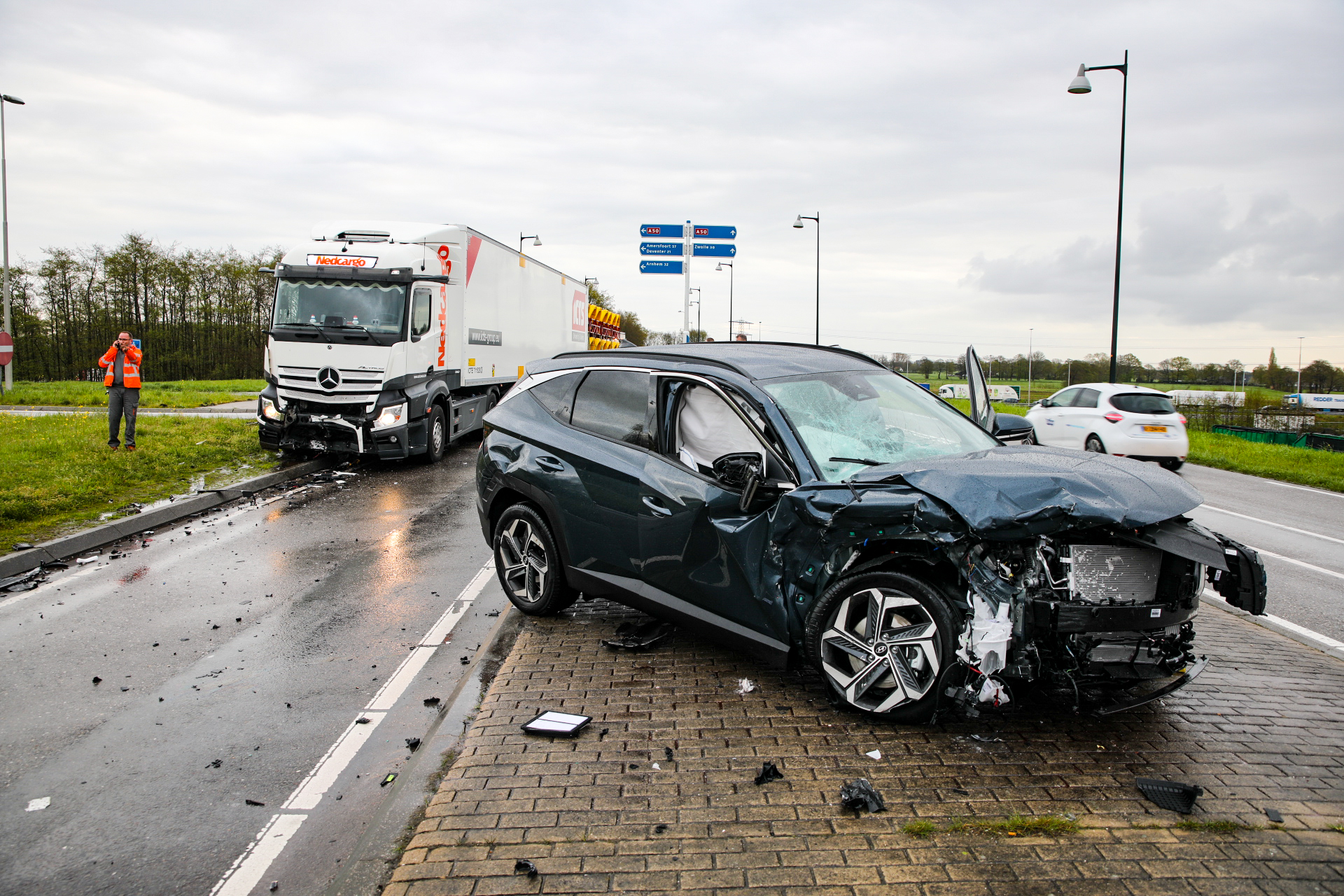 Zwaar ongeval tussen vrachtwagen en personenauto Oost-Veluweweg Apeldoorn | 112 Nieuws Nederland