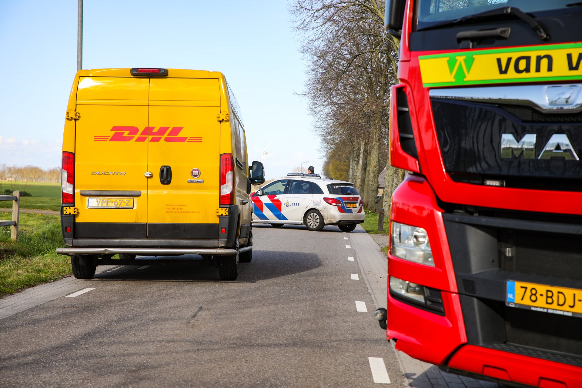 Vrachtwagenchauffeur ernstig gewond na aanrijding met DHL bezorger in ...