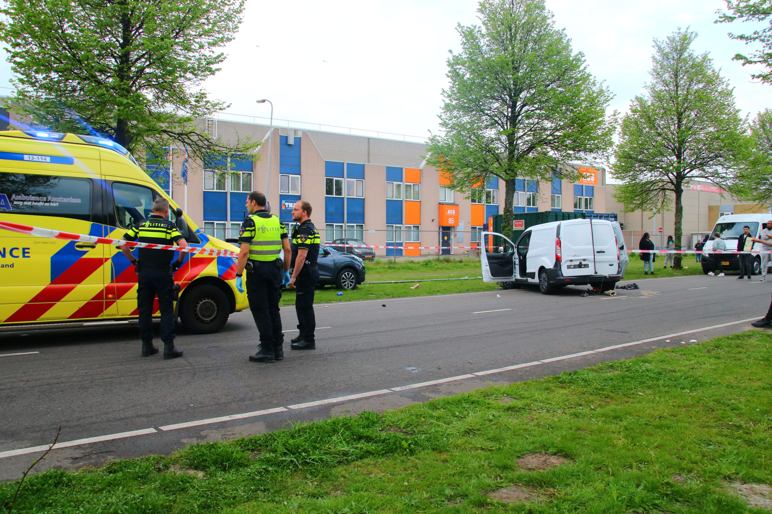 Motorrijder ernstig gewond na aanrijding met bestelbus Latexweg Amsterdam | 112 Nieuws Nederland