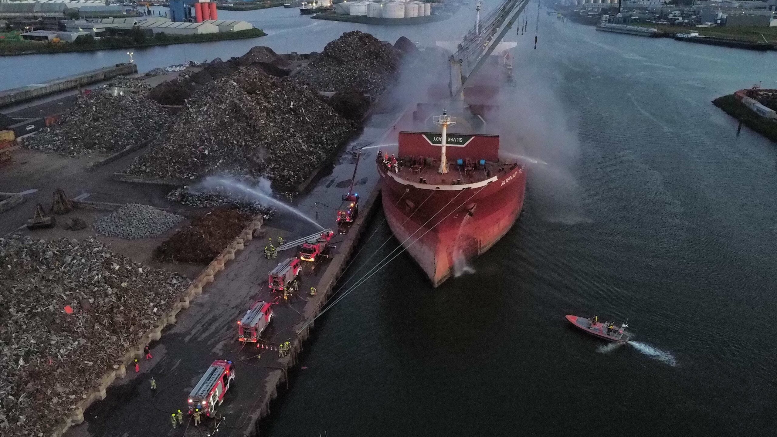 Grote brand op vrachtschip met schroot Dordrecht | 112 Nieuws Nederland