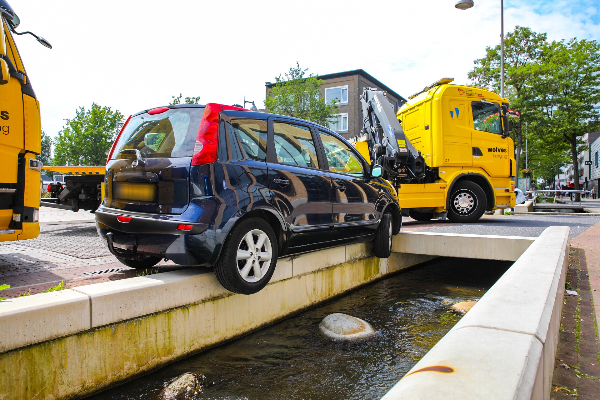 Man op leeftijd belandt met deel auto boven beekje binnenstad Apeldoorn ...