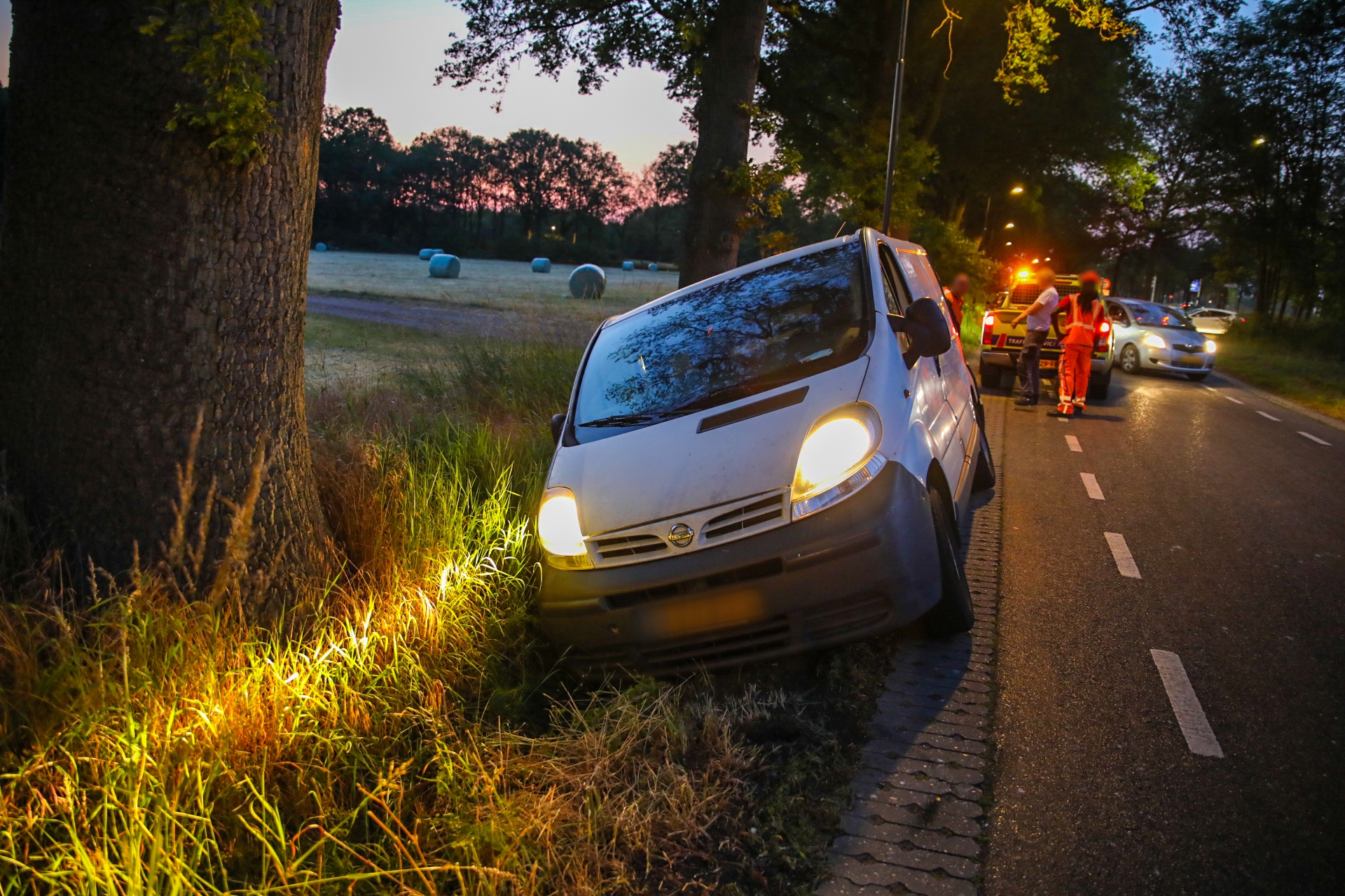 Bestelbus wijkt uit voor ambulance en belandt in droge sloot Hansengraaf Beekbergen | 112 Nieuws ...