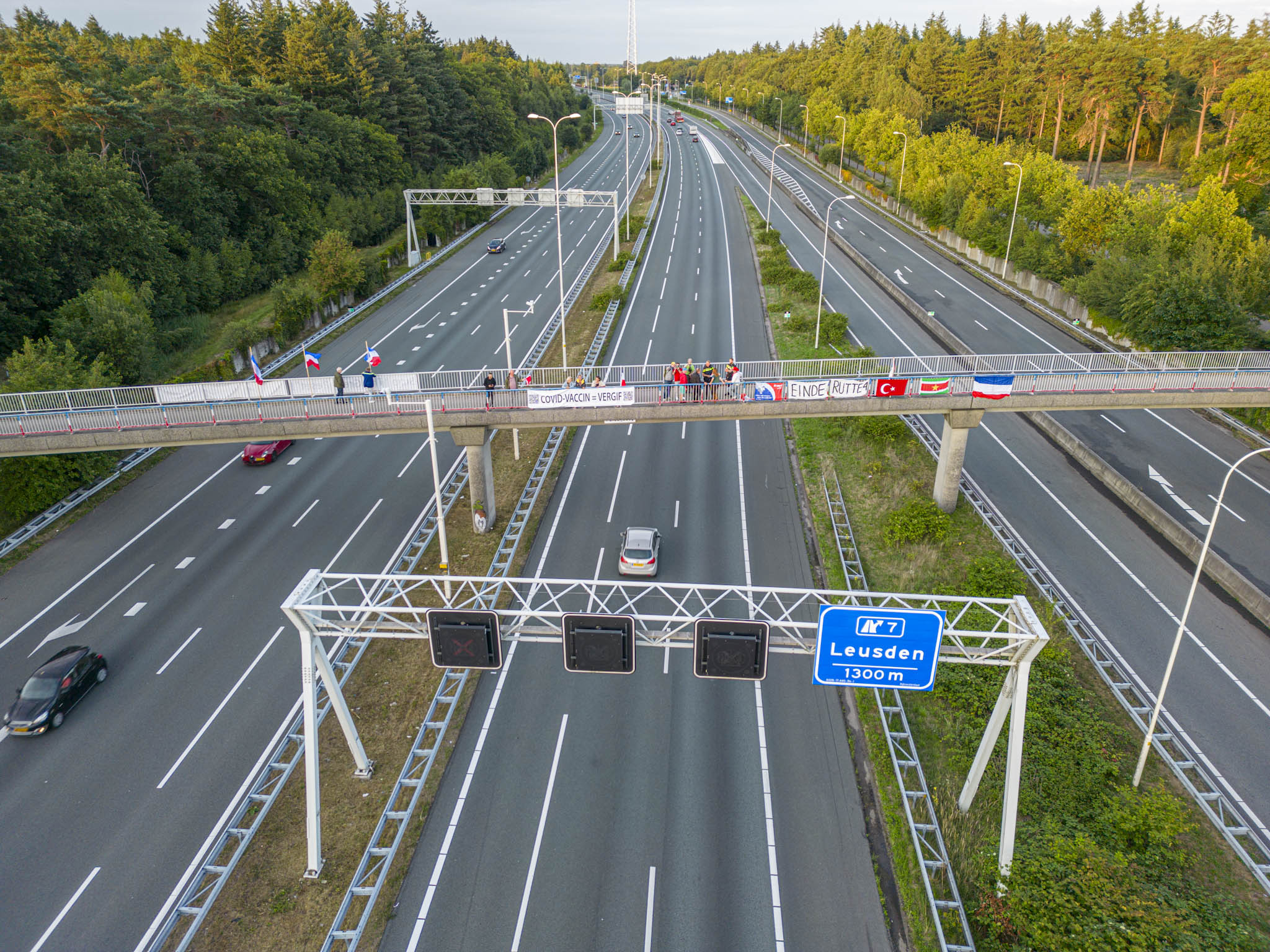 Demonstratie boven snelweg A28 in Amersfoort tegen “The Great Reset ...