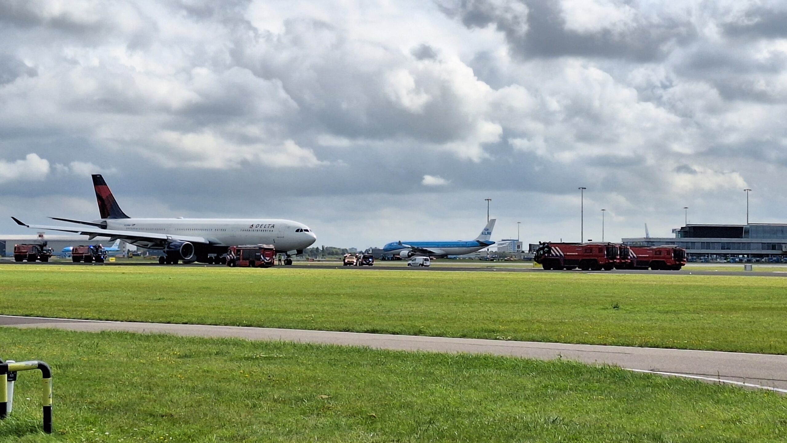 Vliegtuig verklaart noodsituatie en landt op luchthaven Schiphol | 112 ...