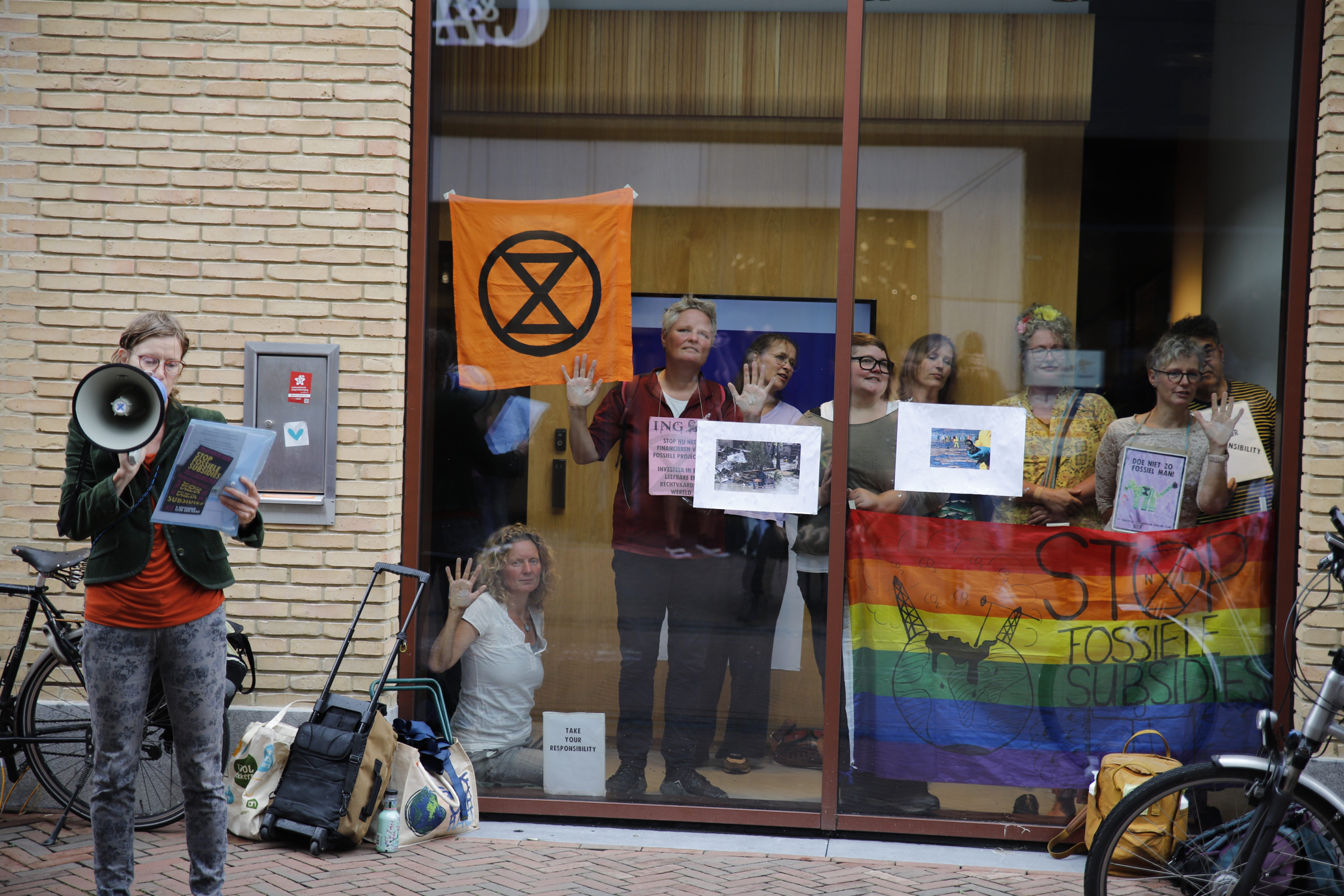 Politie arresteert zes Extinction Rebellion actievoerders bij ING ...