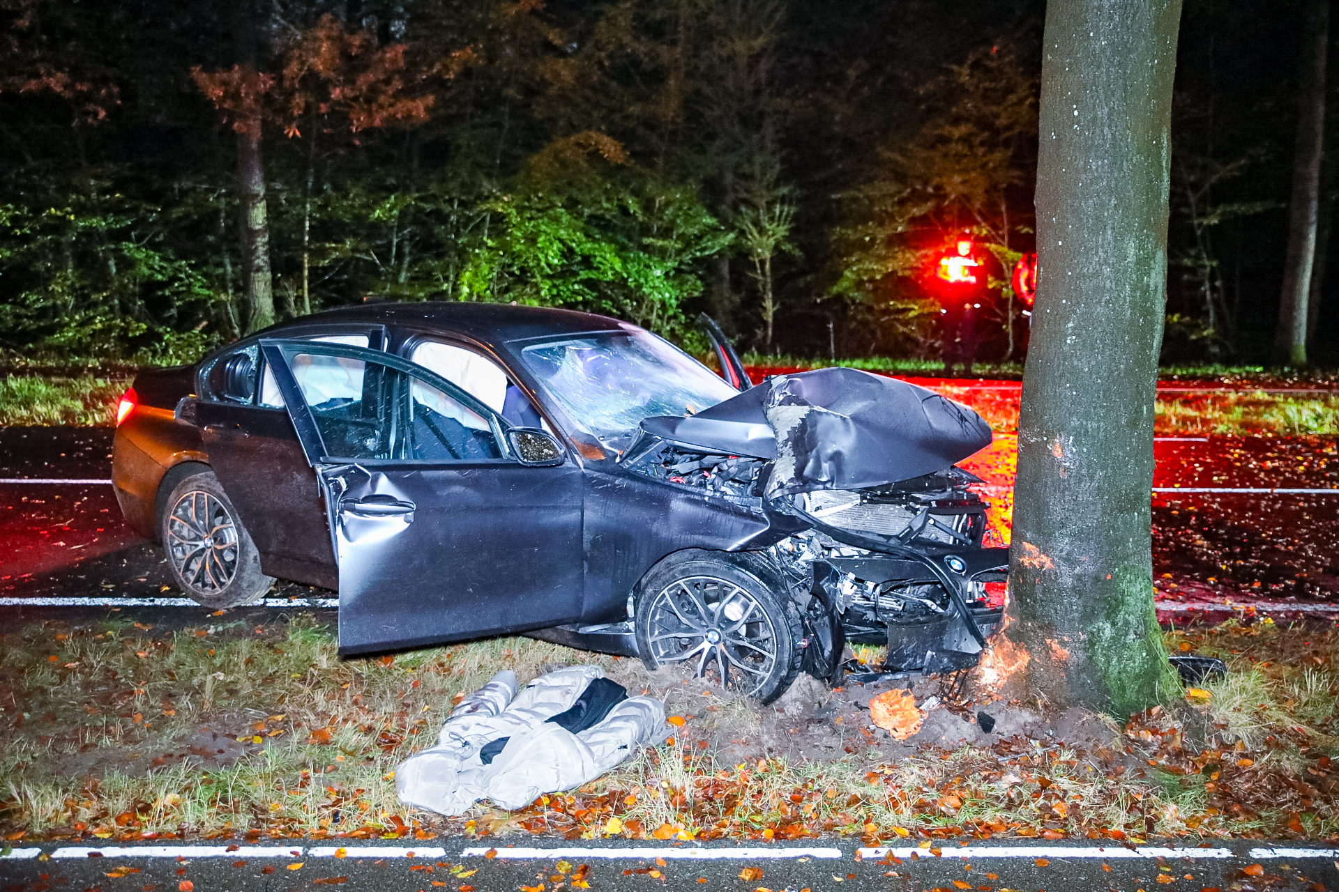 Twee personen zwaargewond na frontale botsing tegen boom Otterloseweg ...