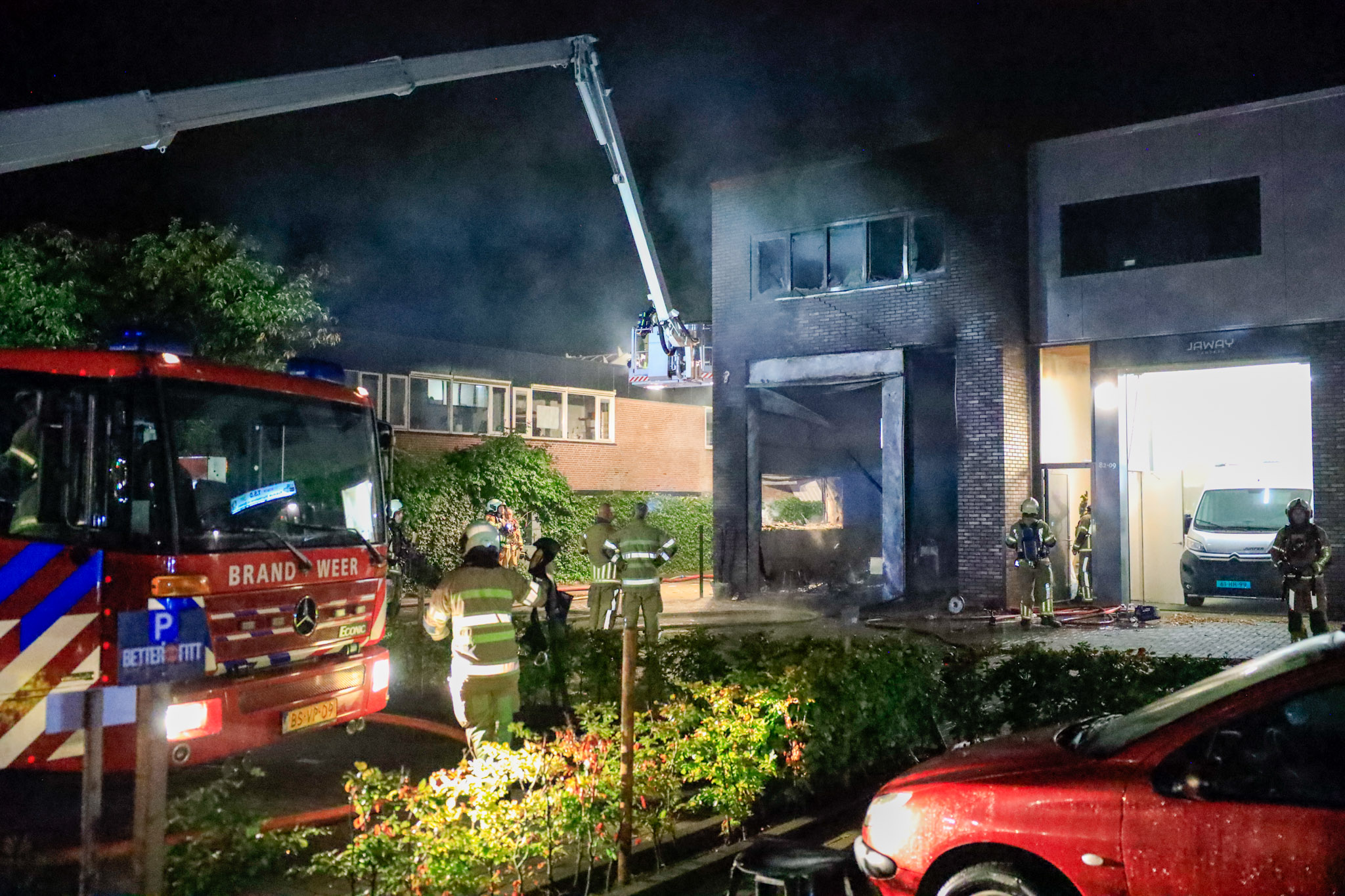 Zeer grote brand verwoest bedrijfspand Laanstraat Soest | 112 Nieuws Nederland