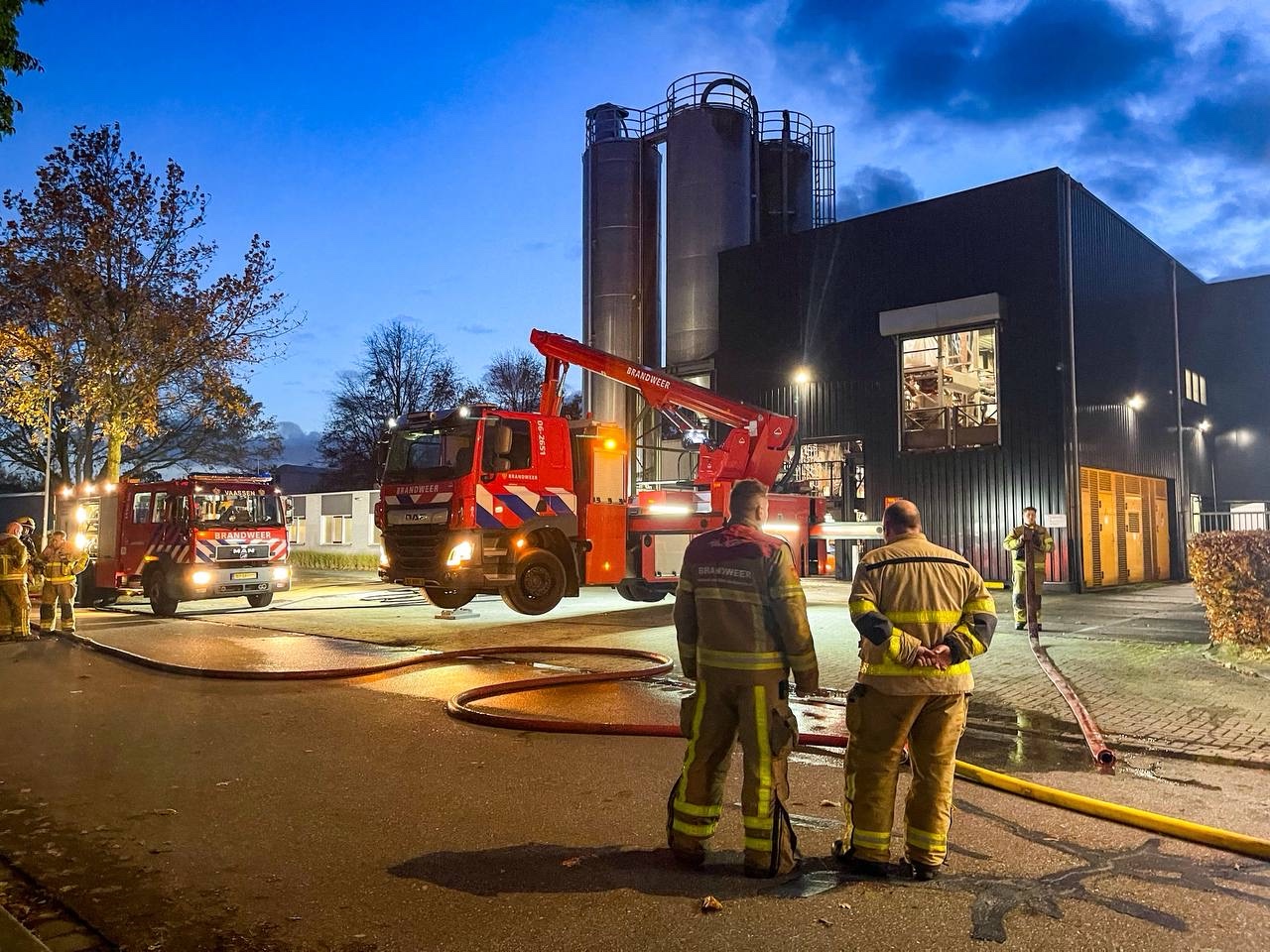 Forse brand in bedrijfspand Aalbosweg Vaassen | 112 Nieuws Nederland
