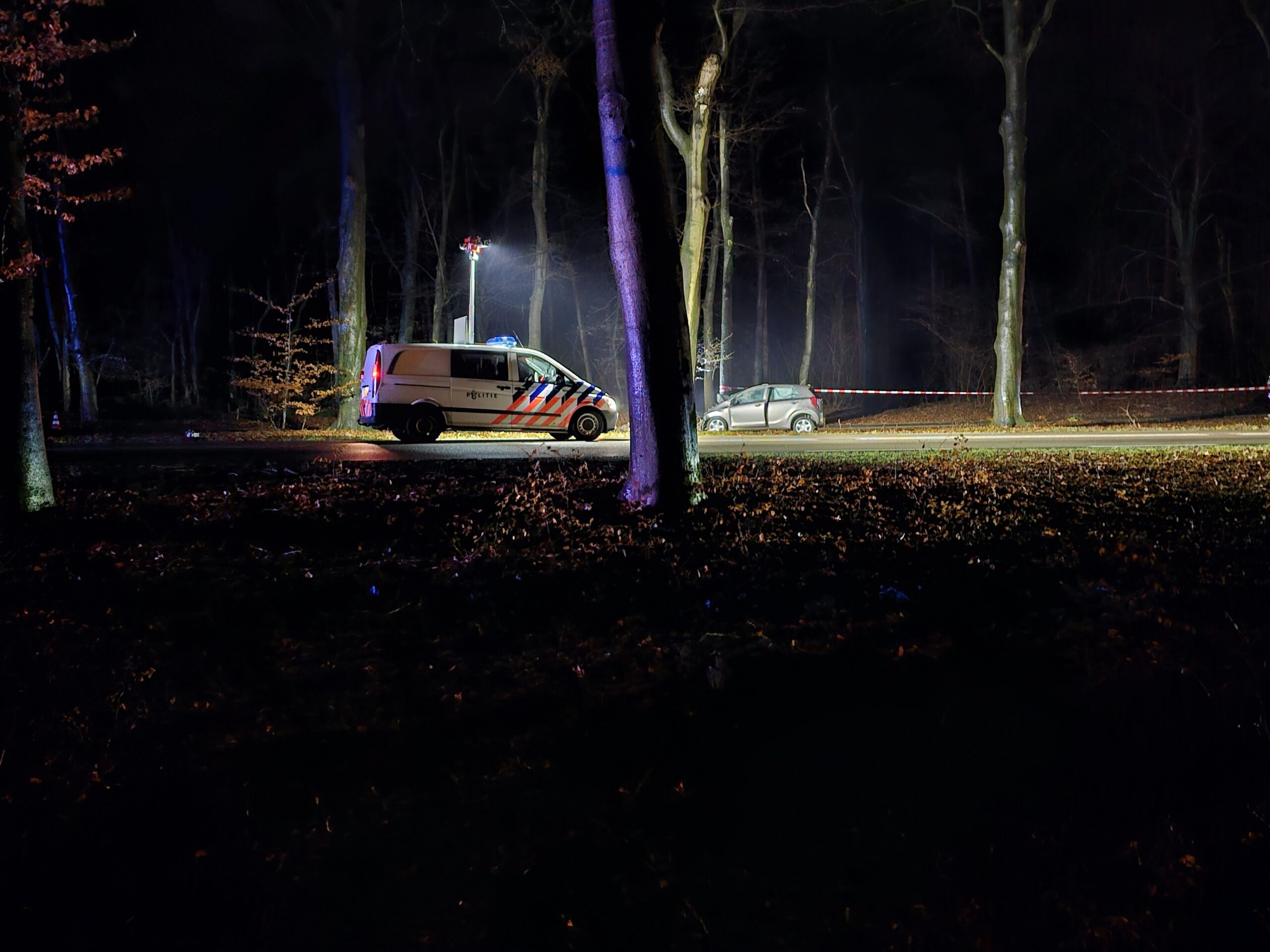 Persoon zwaargewond nadat auto frontaal tegen boom botst N224 Ede | 112 Nieuws Nederland