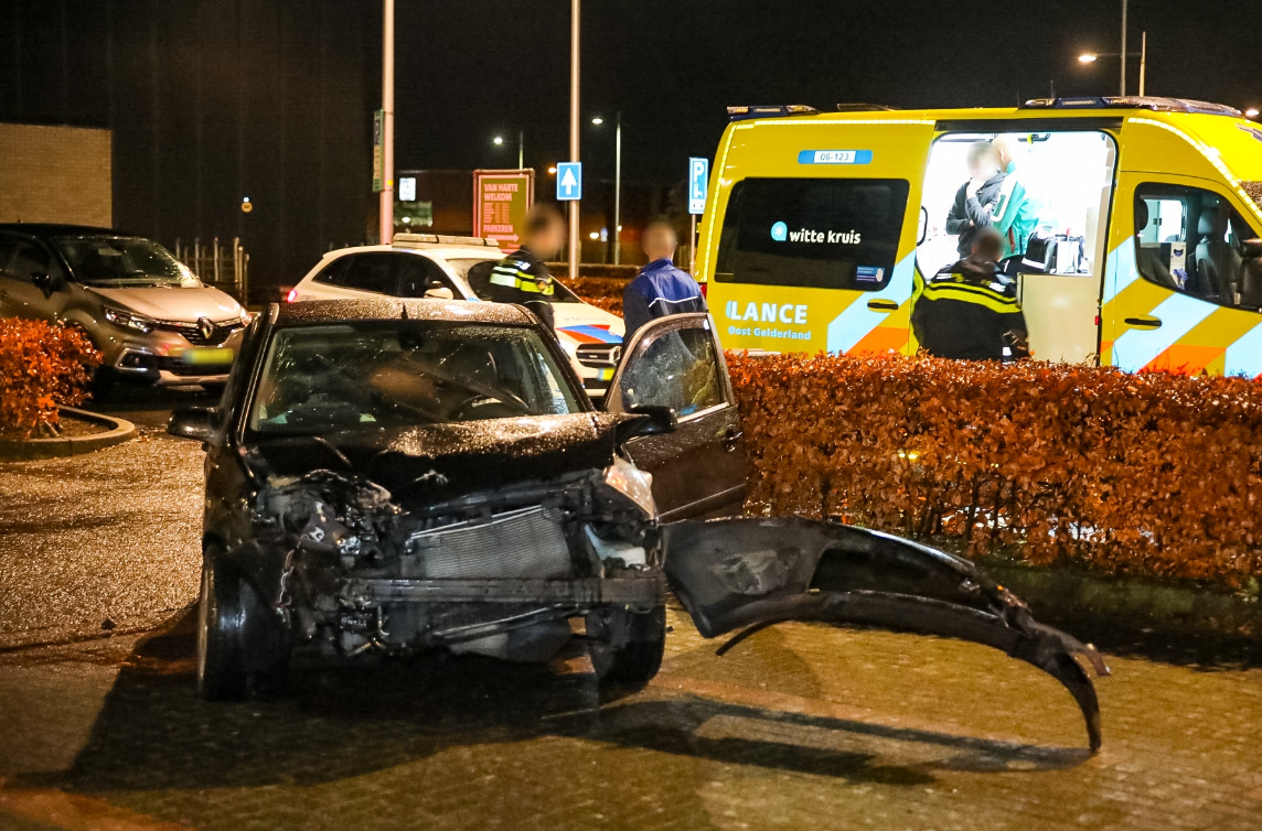 Veel schade bij ongeval tussen twee auto’s op leeg parkeerterrein De Voorwaarts Apeldoorn | 112 ...