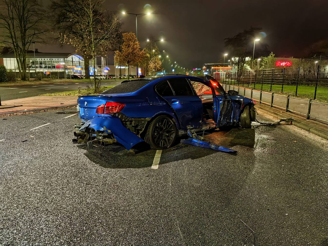 Snelle BMW M5 total loss na eenzijdig ongeval Laan van Malkenschoten ...