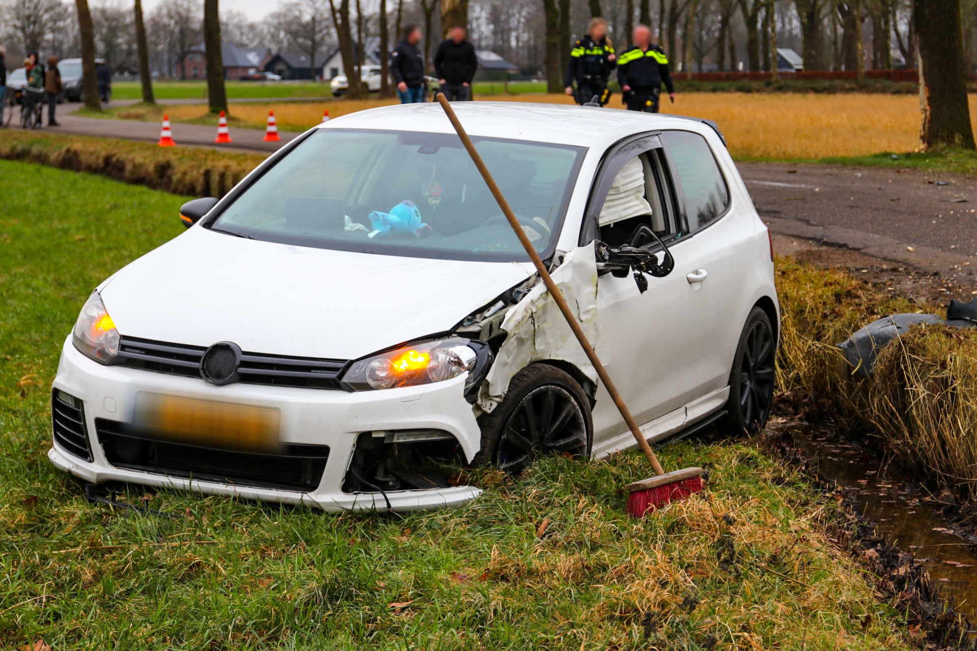 Automobilist verliest macht over het stuur en belandt in weiland Kootwijkerbroek | 112 Nieuws ...