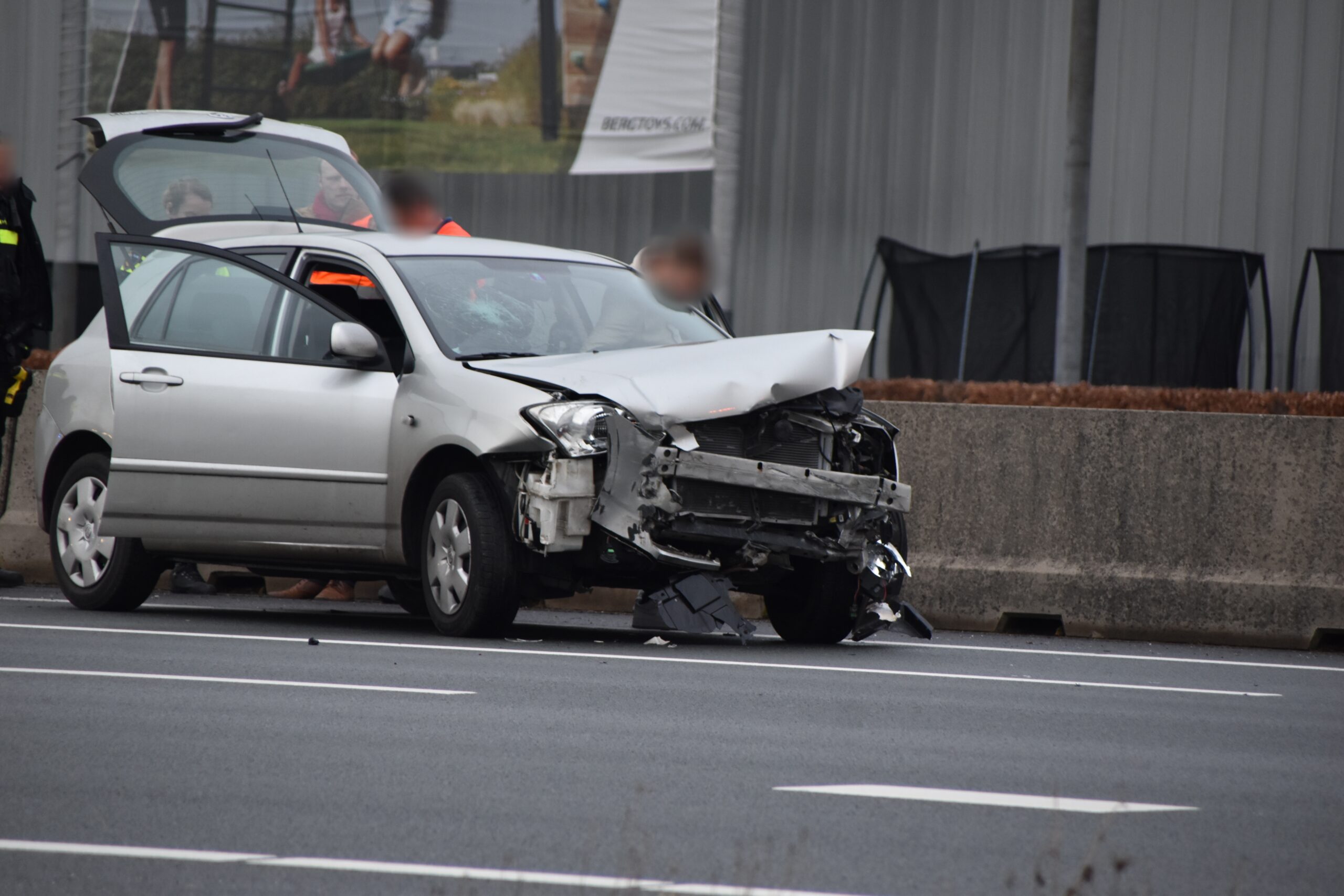 Automobilist botst hard op betonnen middengeleider A12 Ede | 112 Nieuws ...