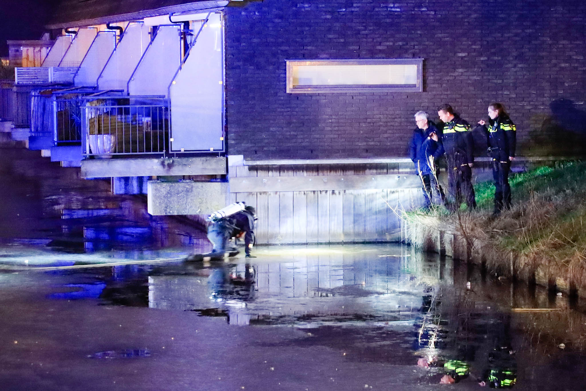 Hulpdiensten rukken massaal uit voor mogelijk persoon onder ijs Valutaboulevard Amersfoort | 112 ...