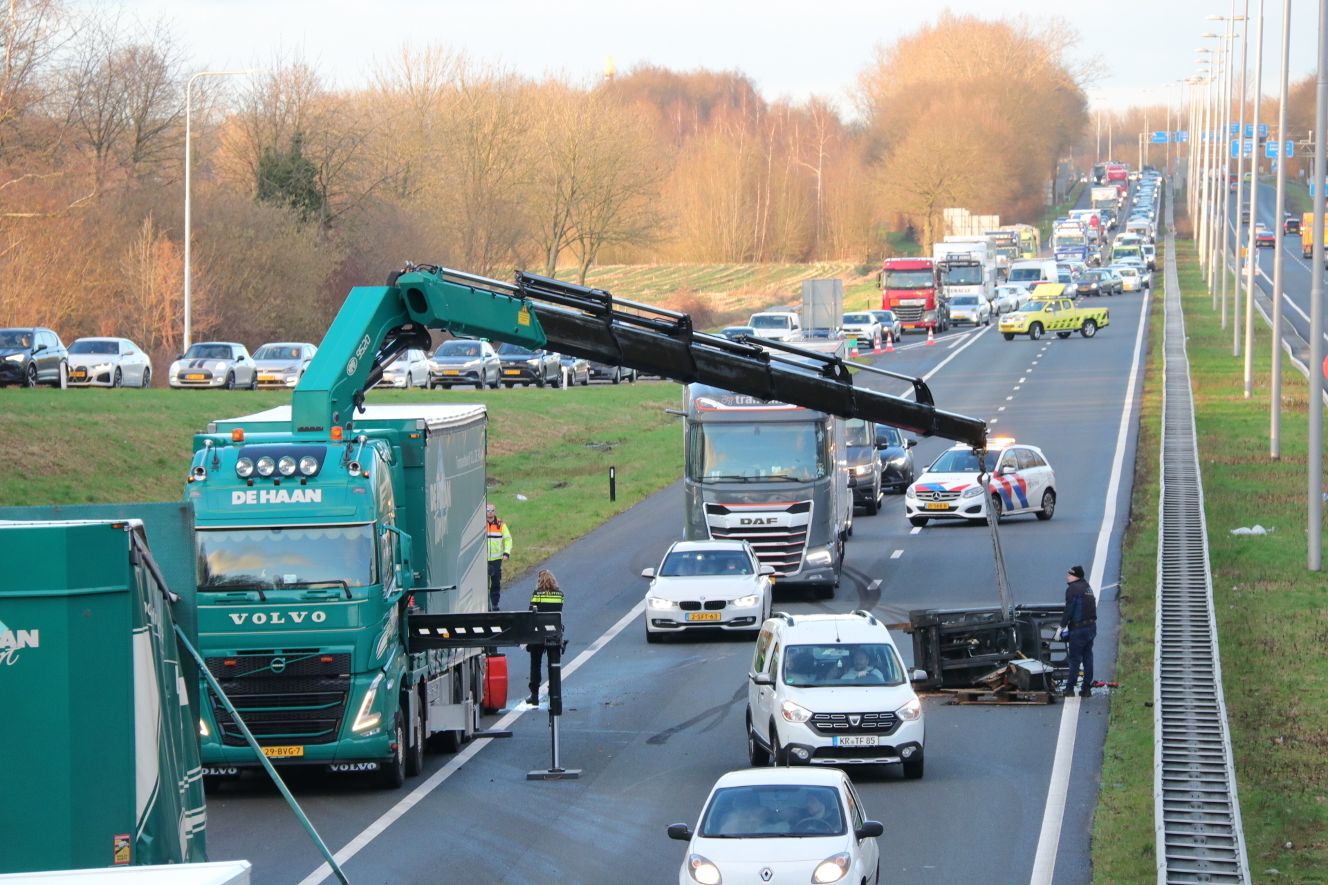 Vrachtwagen verliest heftrucks op A30 bij Barneveld | 112 Nieuws Nederland