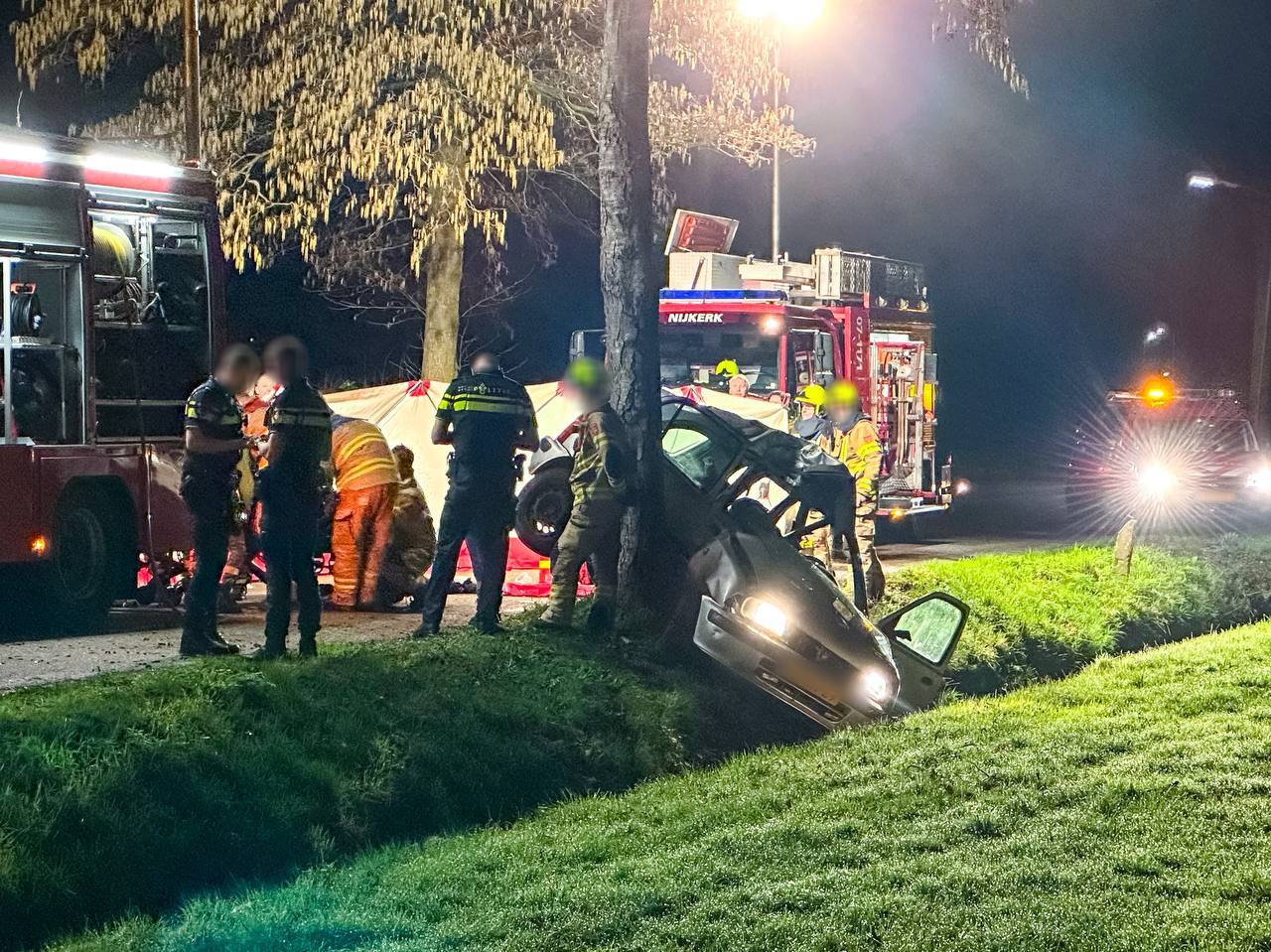 Zeer ernstig ongeval, automobilist botst frontaal tegen boom Oude Amersfoortseweg Nijkerk | 112 ...