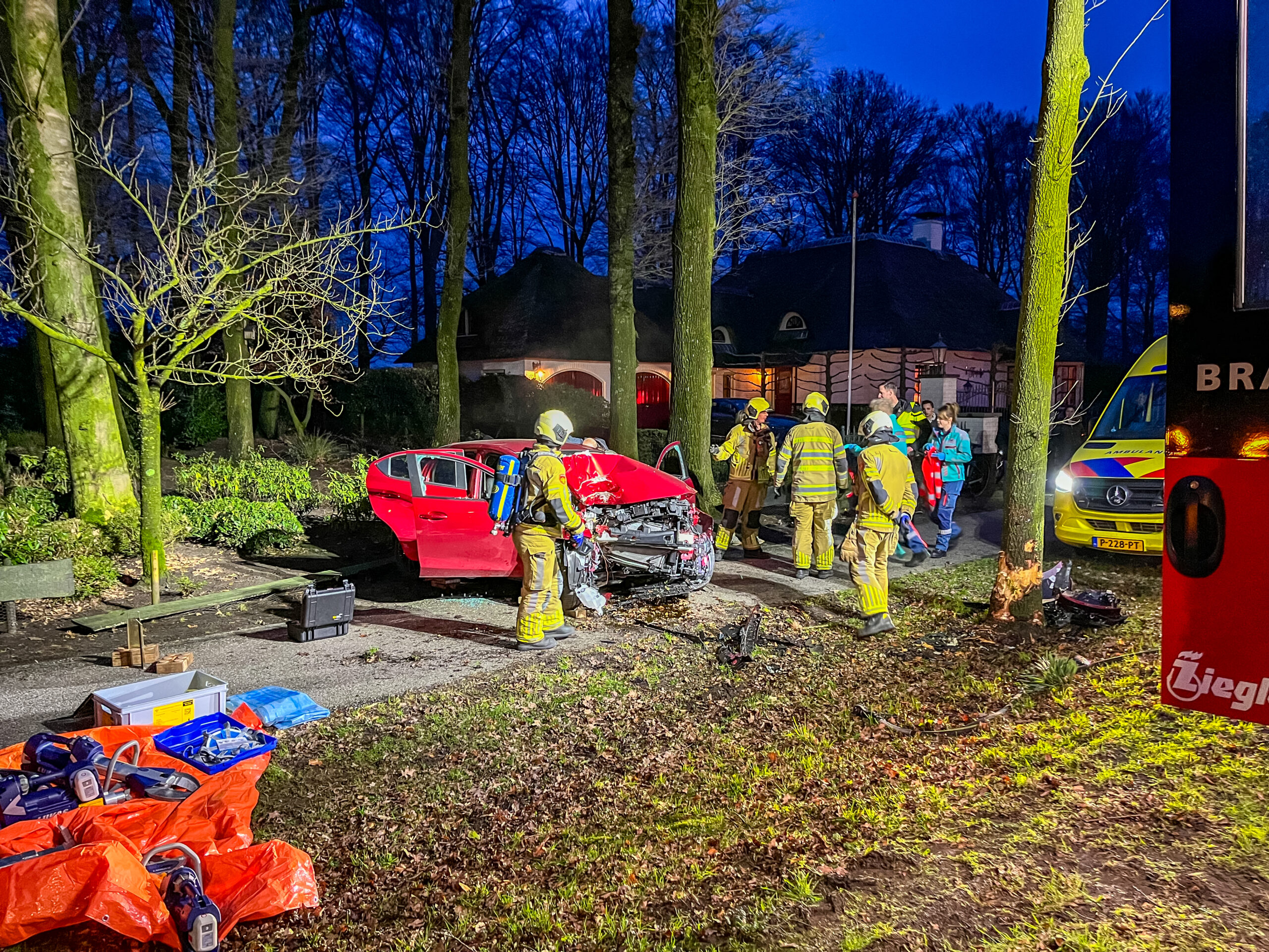 Ernstig ongeval Utrechtseweg Renswoude, automobilist botst frontaal tegen boom | 112 Nieuws ...