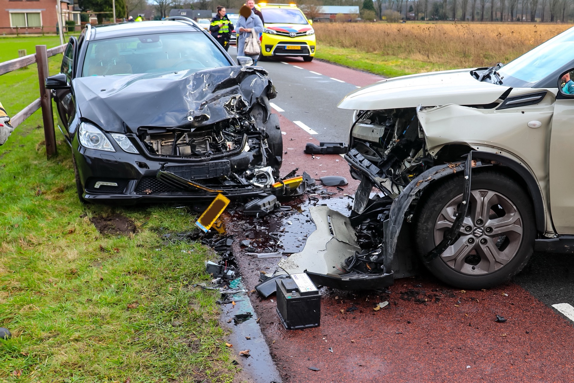 Automobilist zwaargewond na frontale botsing Engelanderholt Beekbergen | 112 Nieuws Nederland