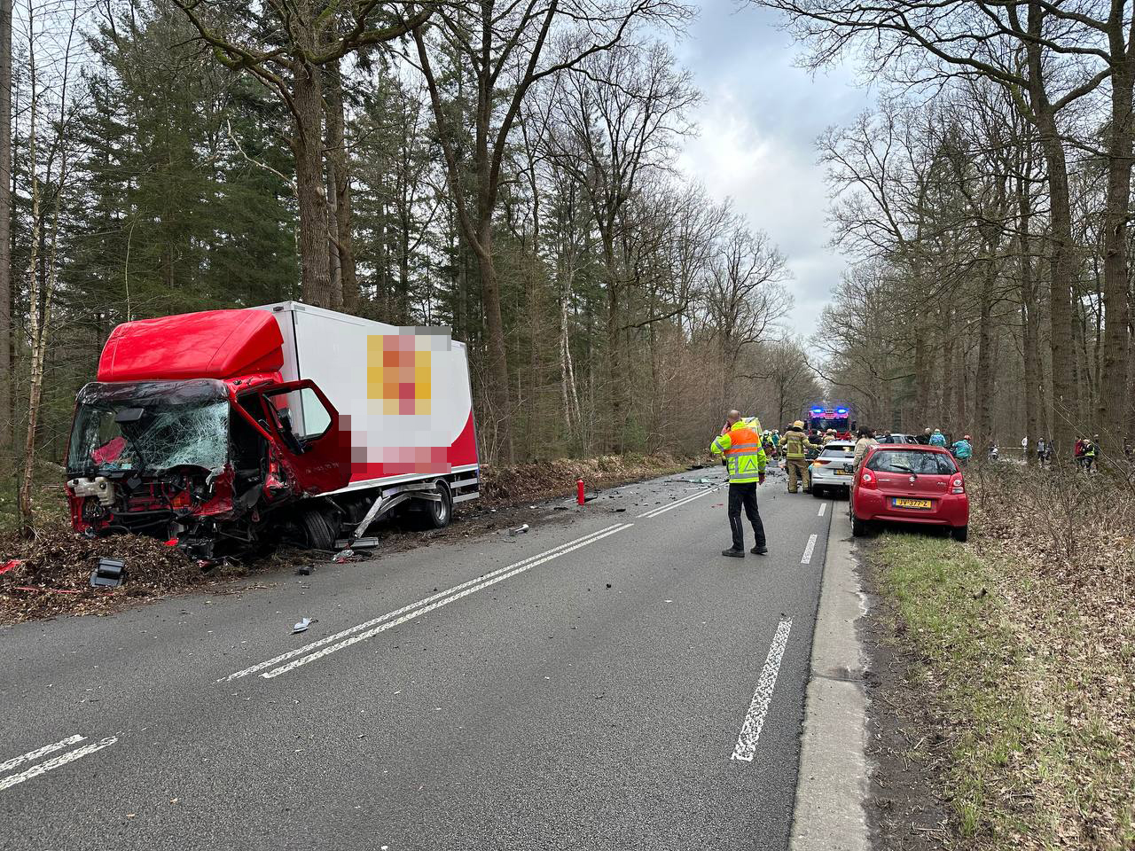 Meerdere gewonden na zeer ernstig ongeval tussen vrachtwagen en personenauto Nunspeet | 112 ...