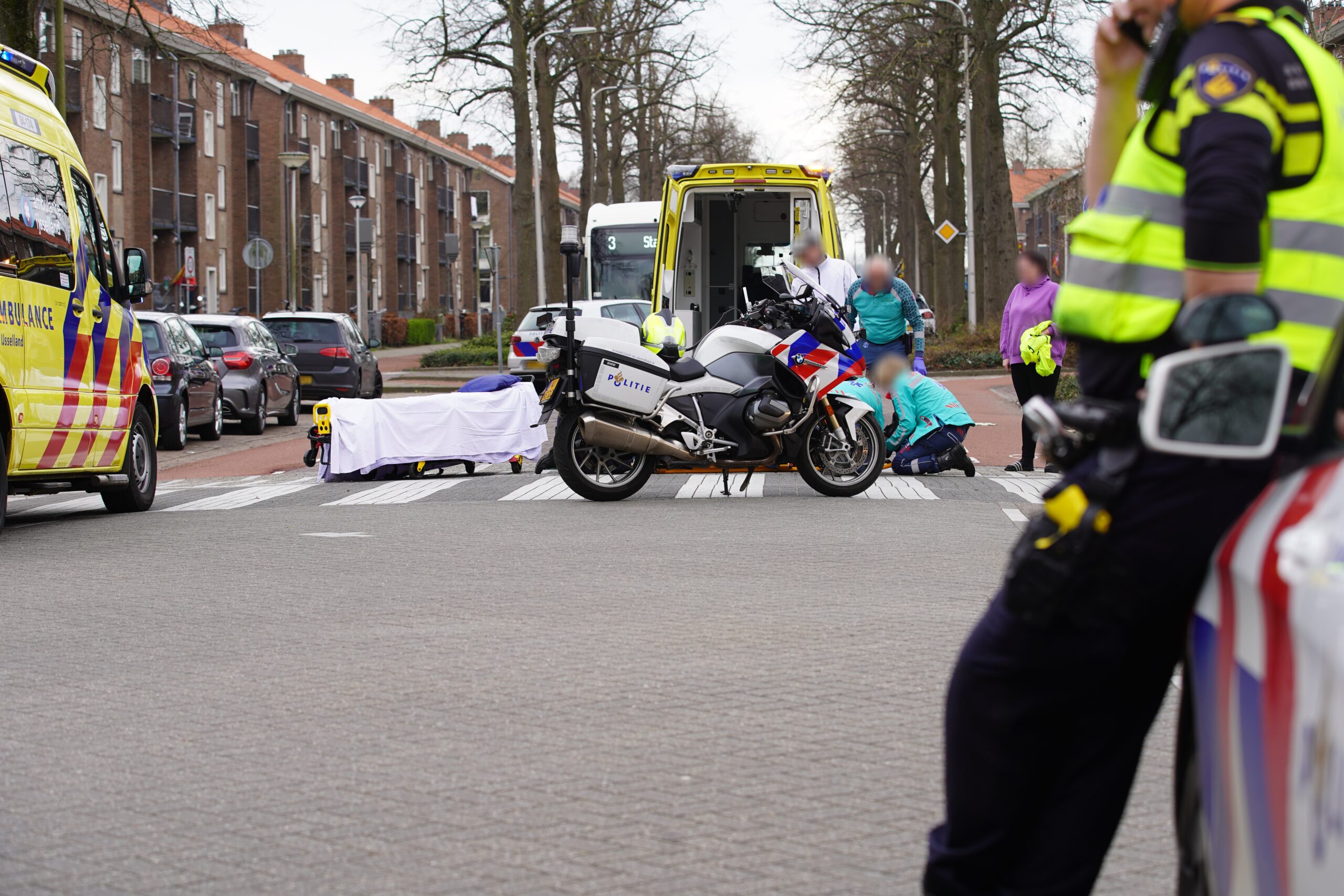 Fietser gewond na botsing met bestelbus in Deventer | 112 Nieuws Nederland