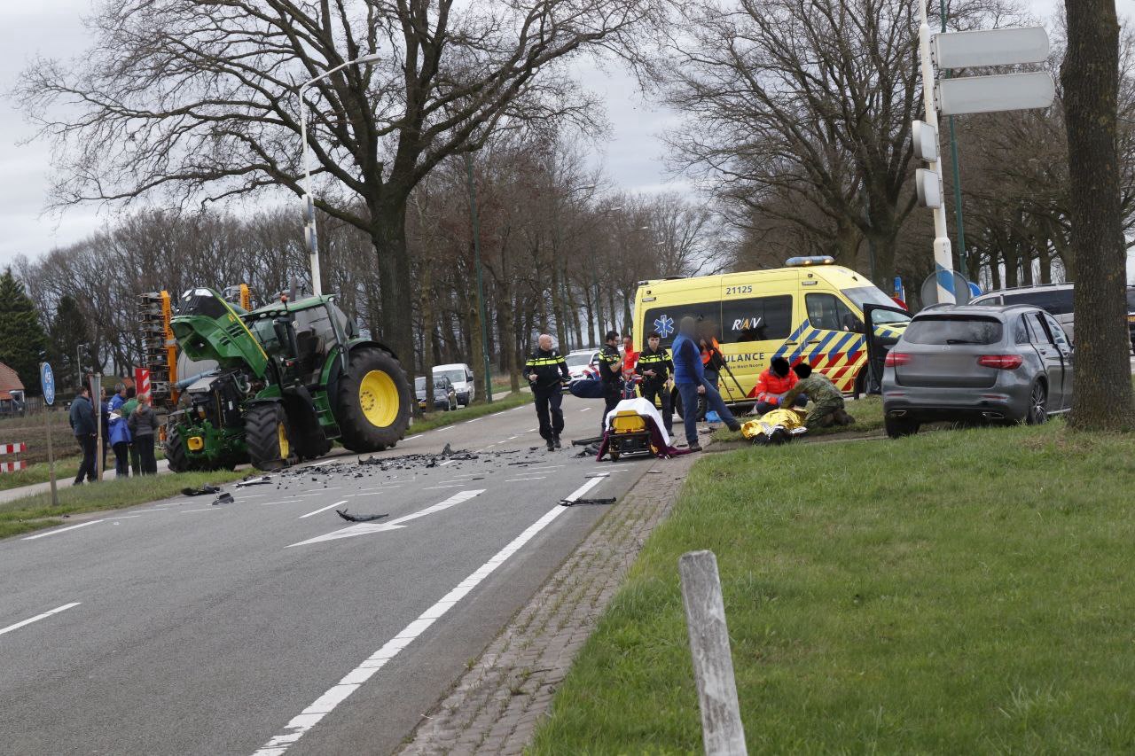 Enorme ravage na ongeval tussen tractor en personenauto Wilbertoord | 112 Nieuws Nederland