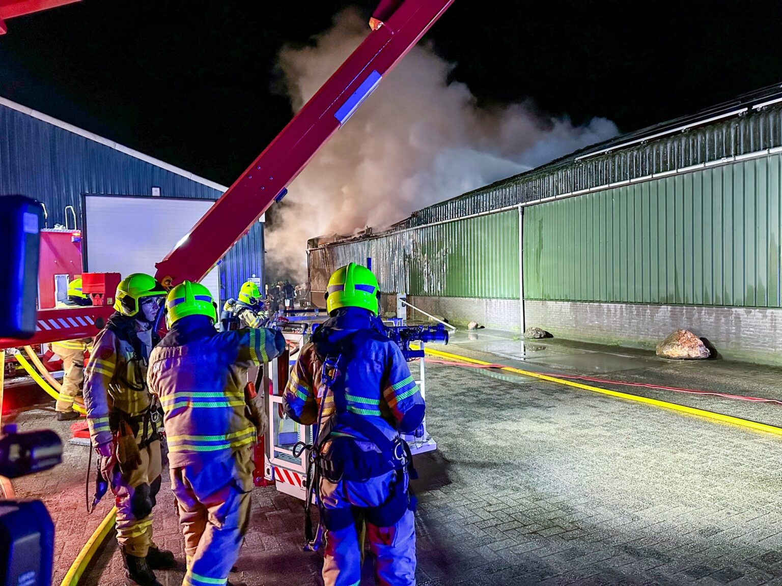 Grote uitslaande brand verwoest loods Laakweg Nijkerkerveen | 112 Nieuws Nederland