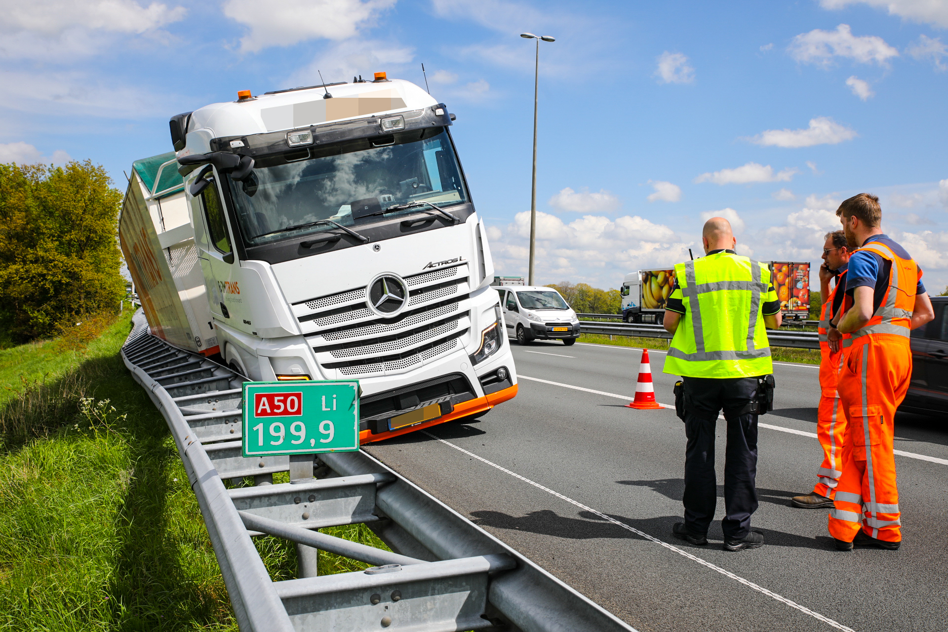 Vrachtwagen valt bijna om op snelweg A50 Beekbergen | 112 Nieuws Nederland