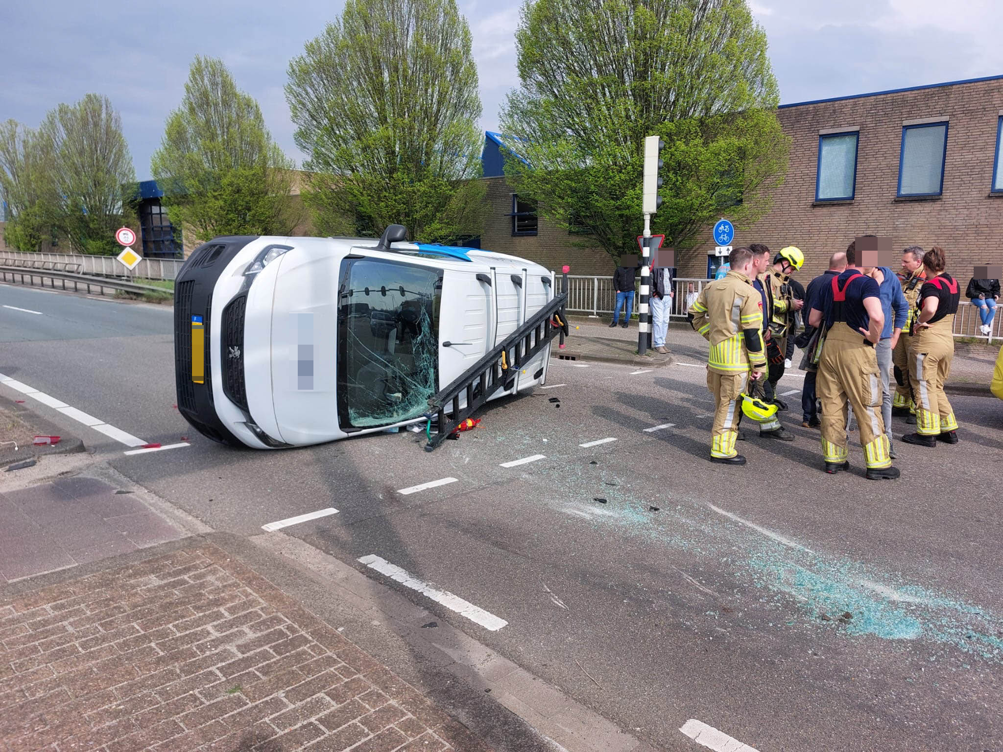 Bestelbus belandt op zijkant na aanrijding met auto Nijverheidsweg-Noord Amersfoort | 112 Nieuws ...