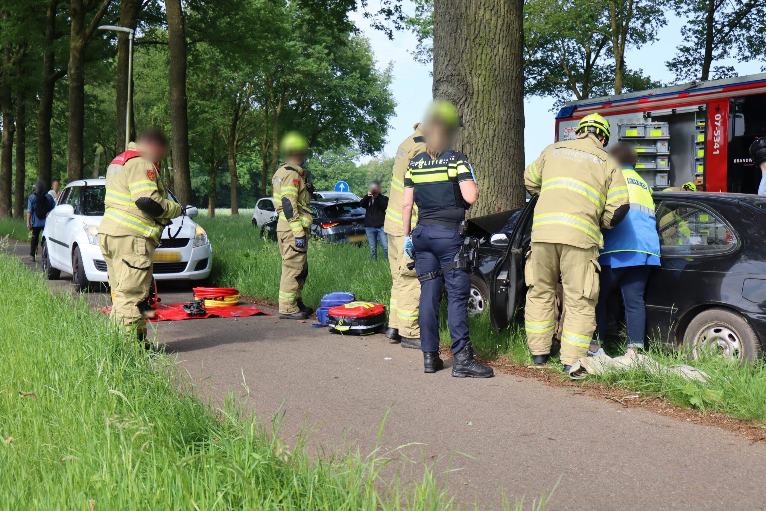 Automobilist botst frontaal tegen boom Zutphensestraatweg Velp | 112 Nieuws Nederland