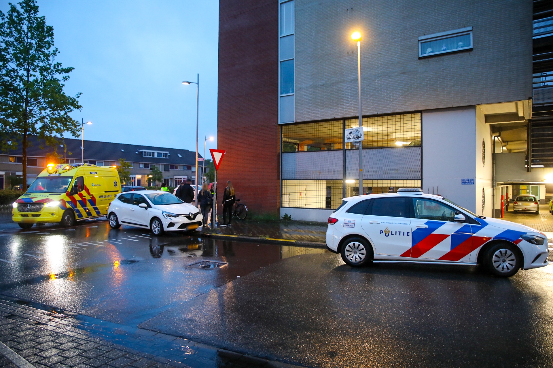 Fietser botst vol tegen zijkant auto De Eglantier Apeldoorn | 112 Nieuws Nederland