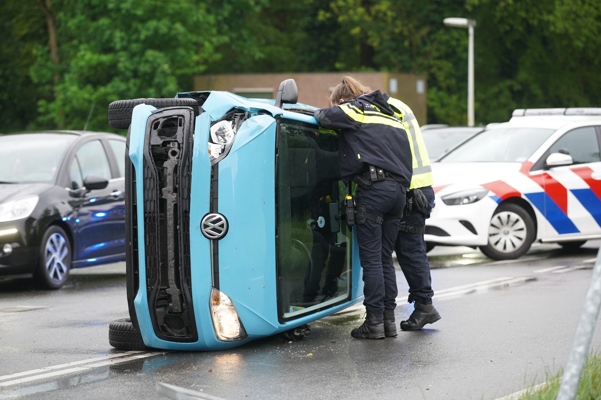 Automobiliste belandt met auto op zijkant in Twello | 112 Nieuws Nederland