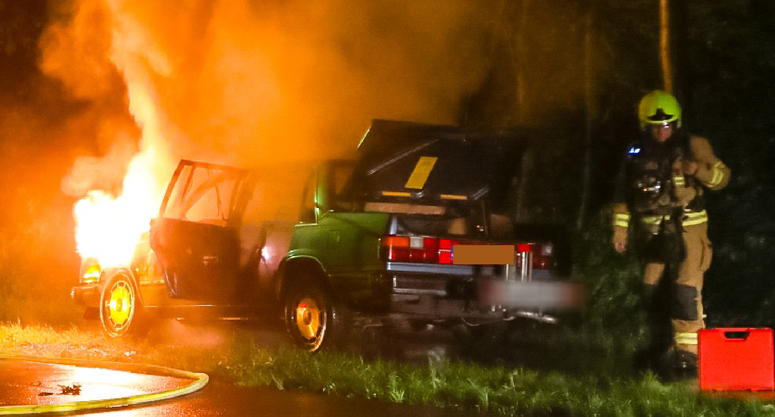 Oude Volvo brandt volledig uit Loenenseweg Beekbergen | 112 Nieuws ...