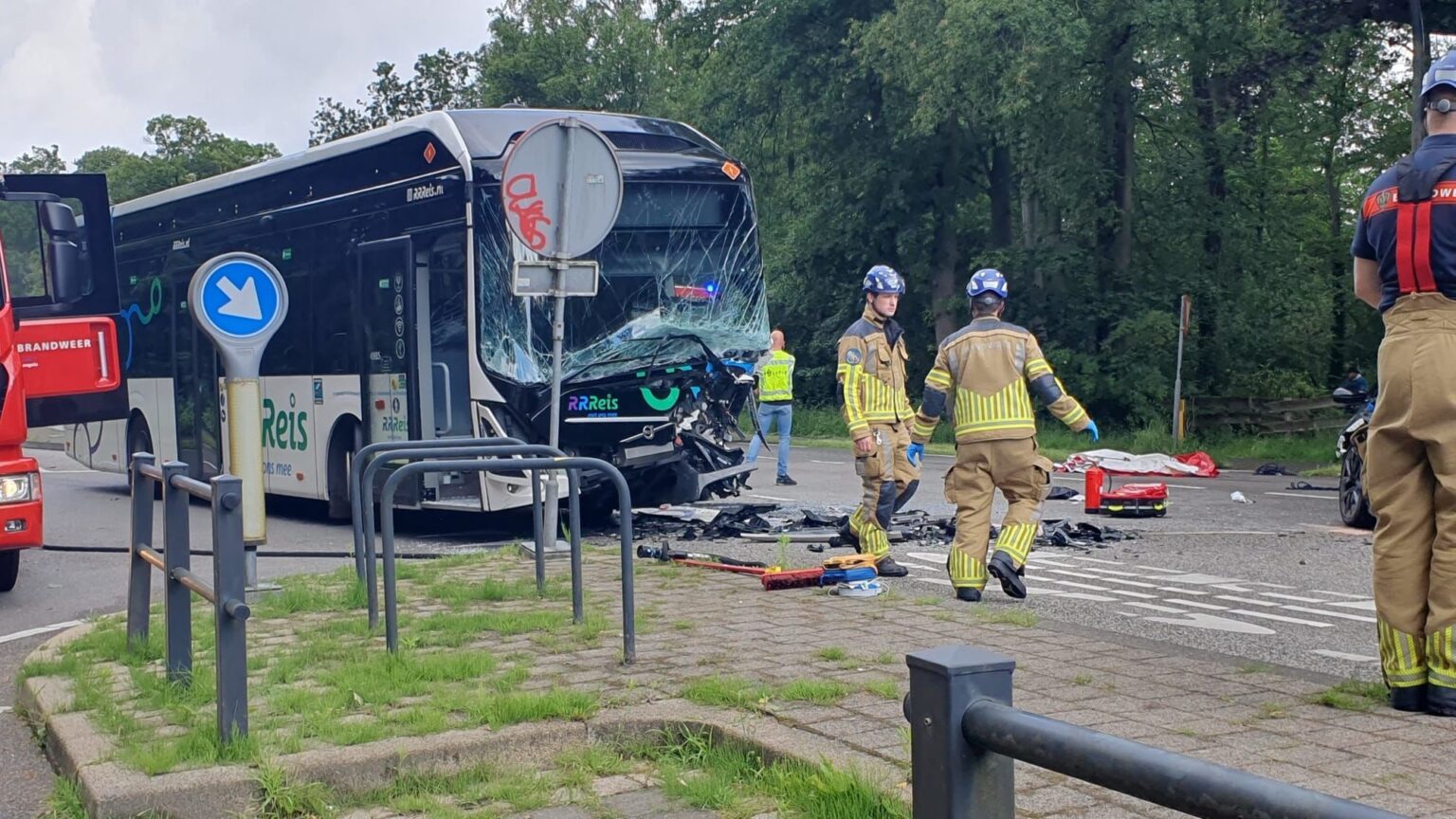 Meerdere gewonden na zwaar ongeval tussen bus en personenauto in ...