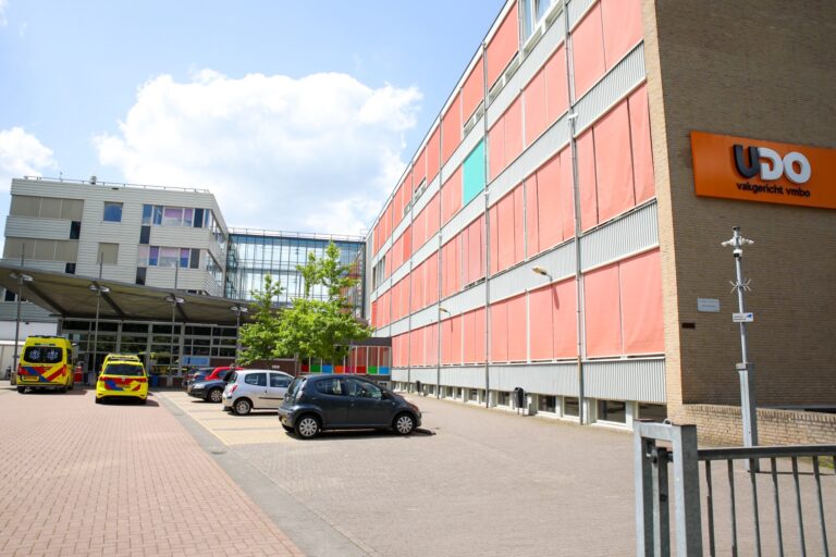 Meisje krijgt allergische reactie UDO VMBO school Sprengenlaan ...