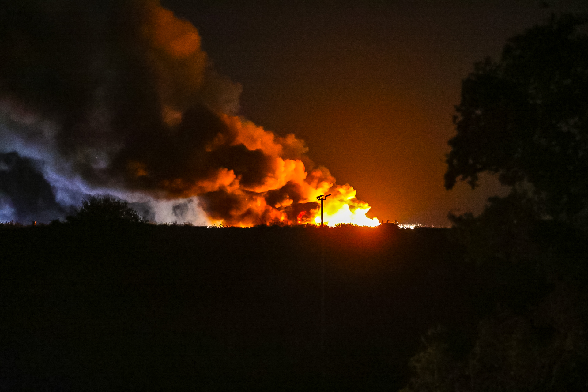 Enorme brand bij afvalverwerker Attero Wilp, rook trok over A1 heen ...