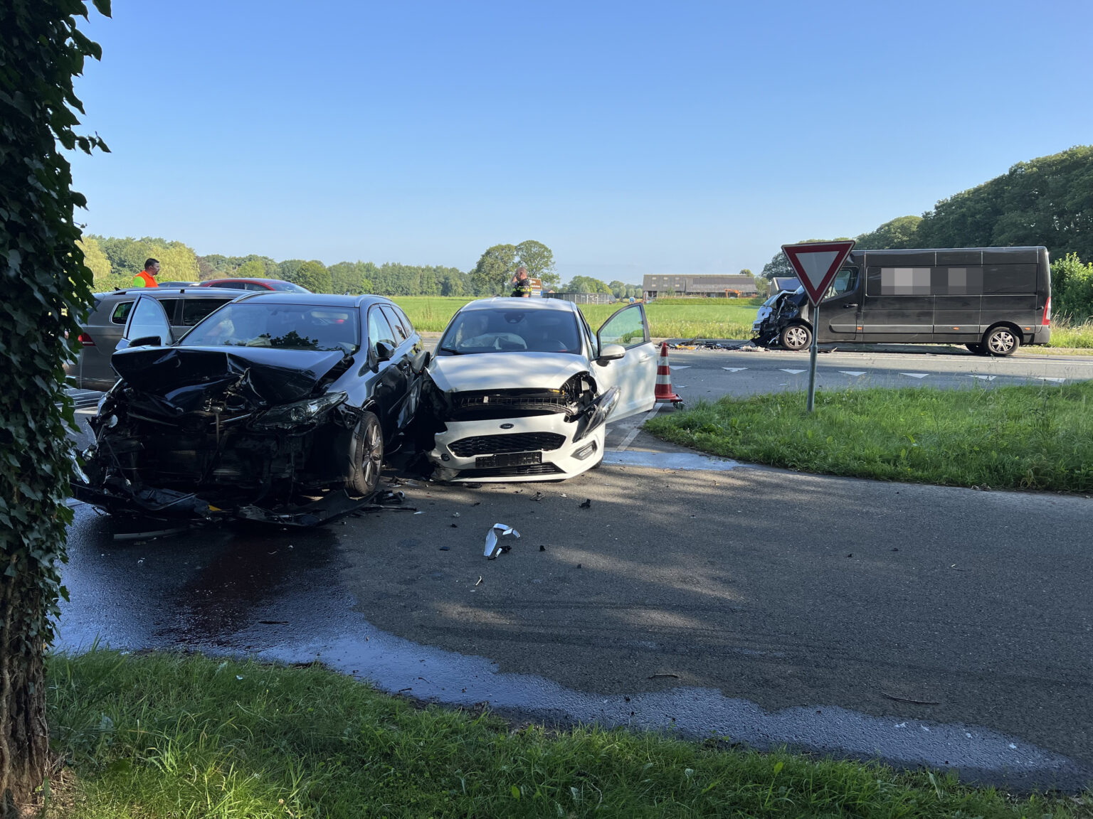 Grote ravage en meerdere gewonden na ongeval met meerdere voertuigen N346 Lochem | 112 Nieuws ...