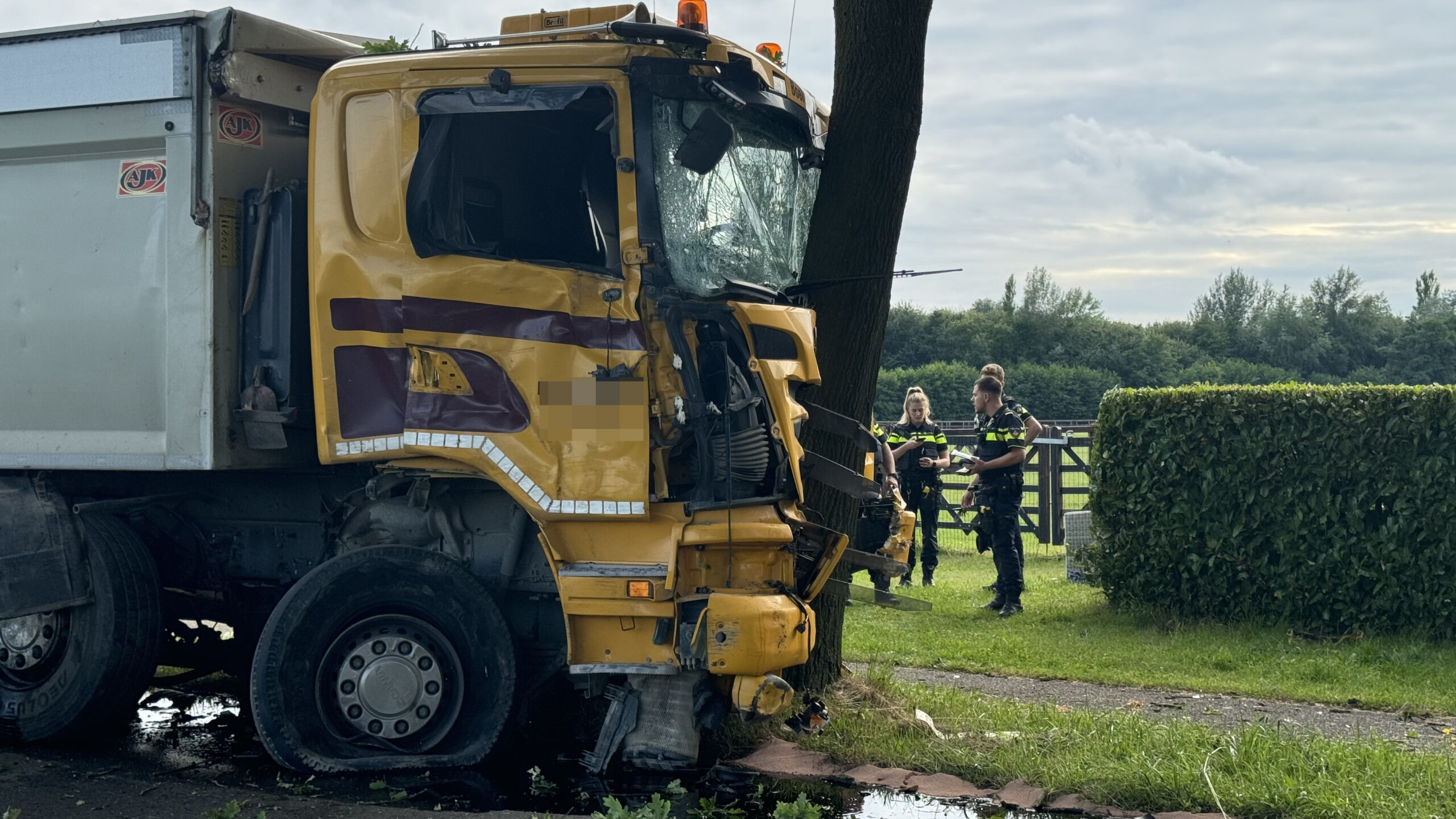 Vrachtwagen botst hard tegen boom Loostraat Duiven (Loo) | 112 Nieuws Nederland
