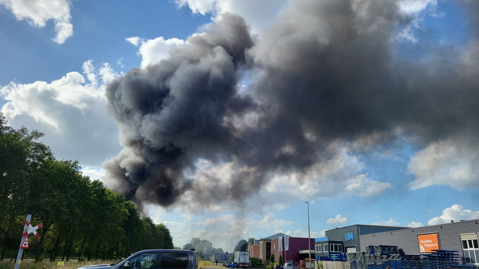 Zeer grote uitslaande brand op Bedrijvenpark Twente in Almelo | 112 Nieuws Nederland