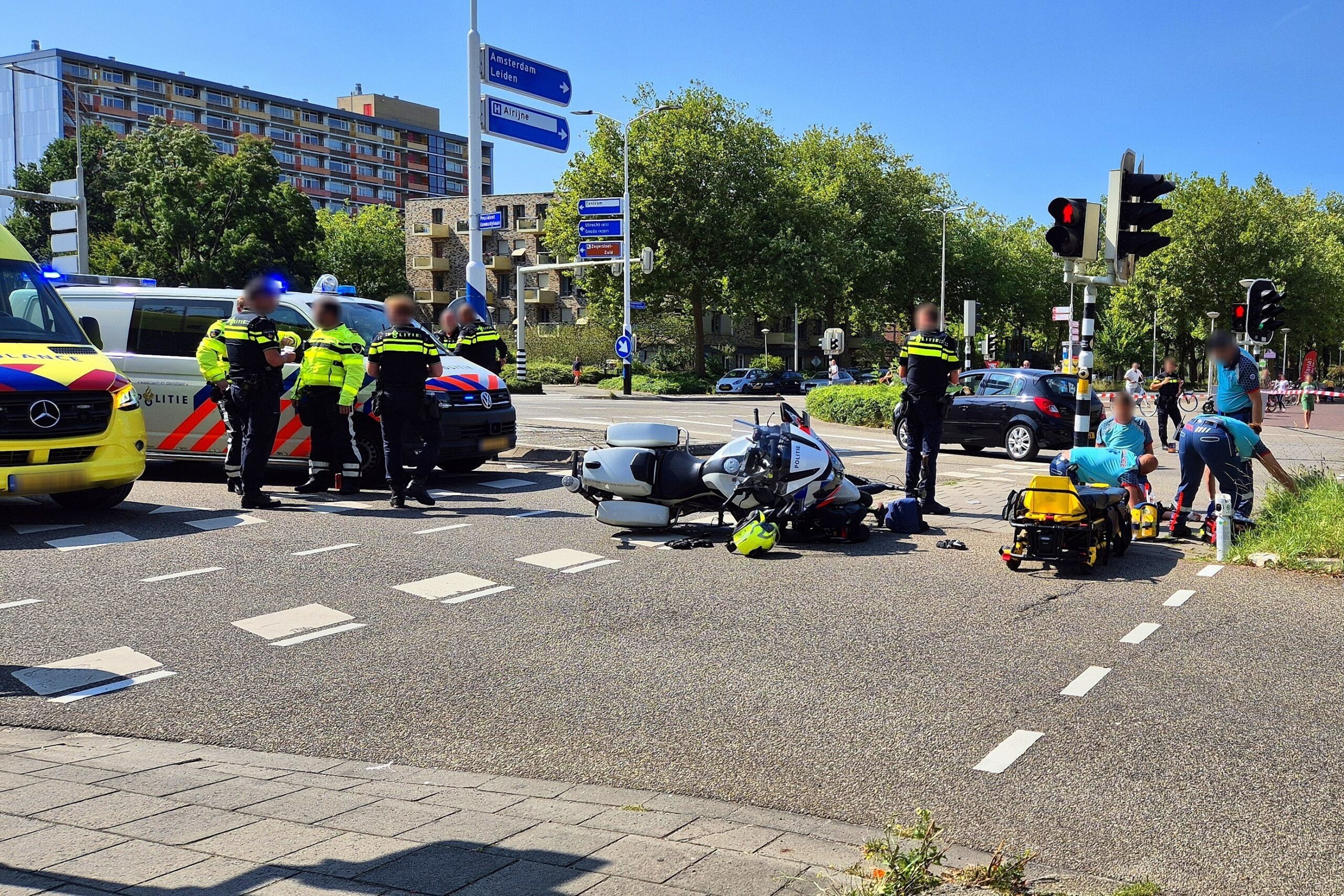 Motoragent botst op fietser in Alphen aan den Rijn, fietser gewond naar ...