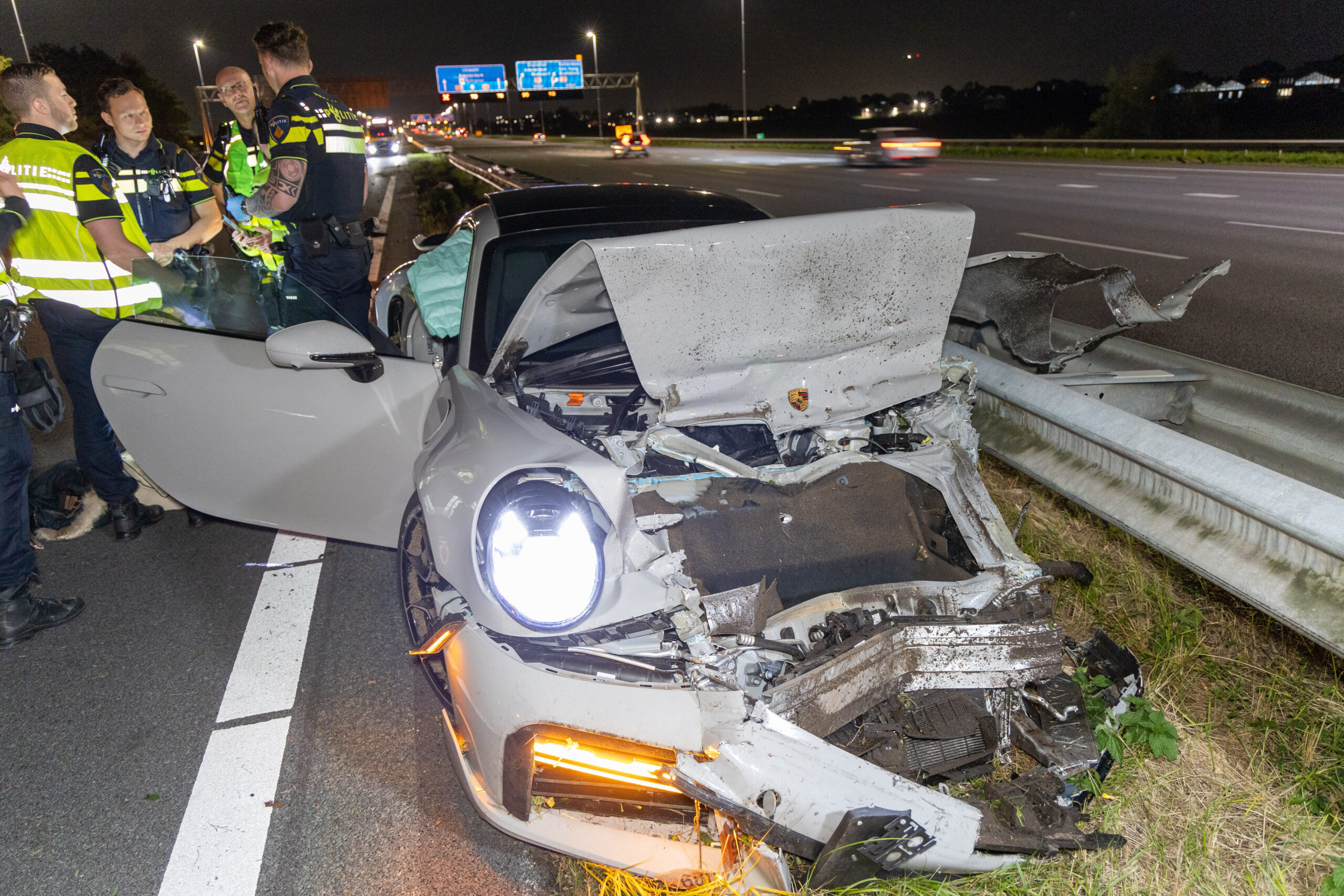 Peperdure Porsche crash hard in vangrail op snelweg, bestuurder weggevlucht | 112 Nieuws Nederland