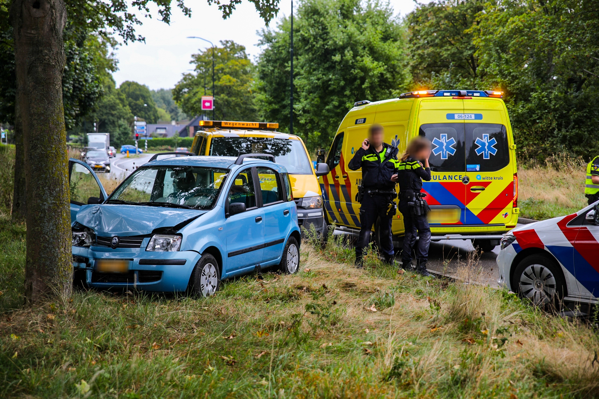Automobilist botst frontaal tegen boom, bestuurder met spoed naar ziekenhuis | 112 Nieuws Nederland