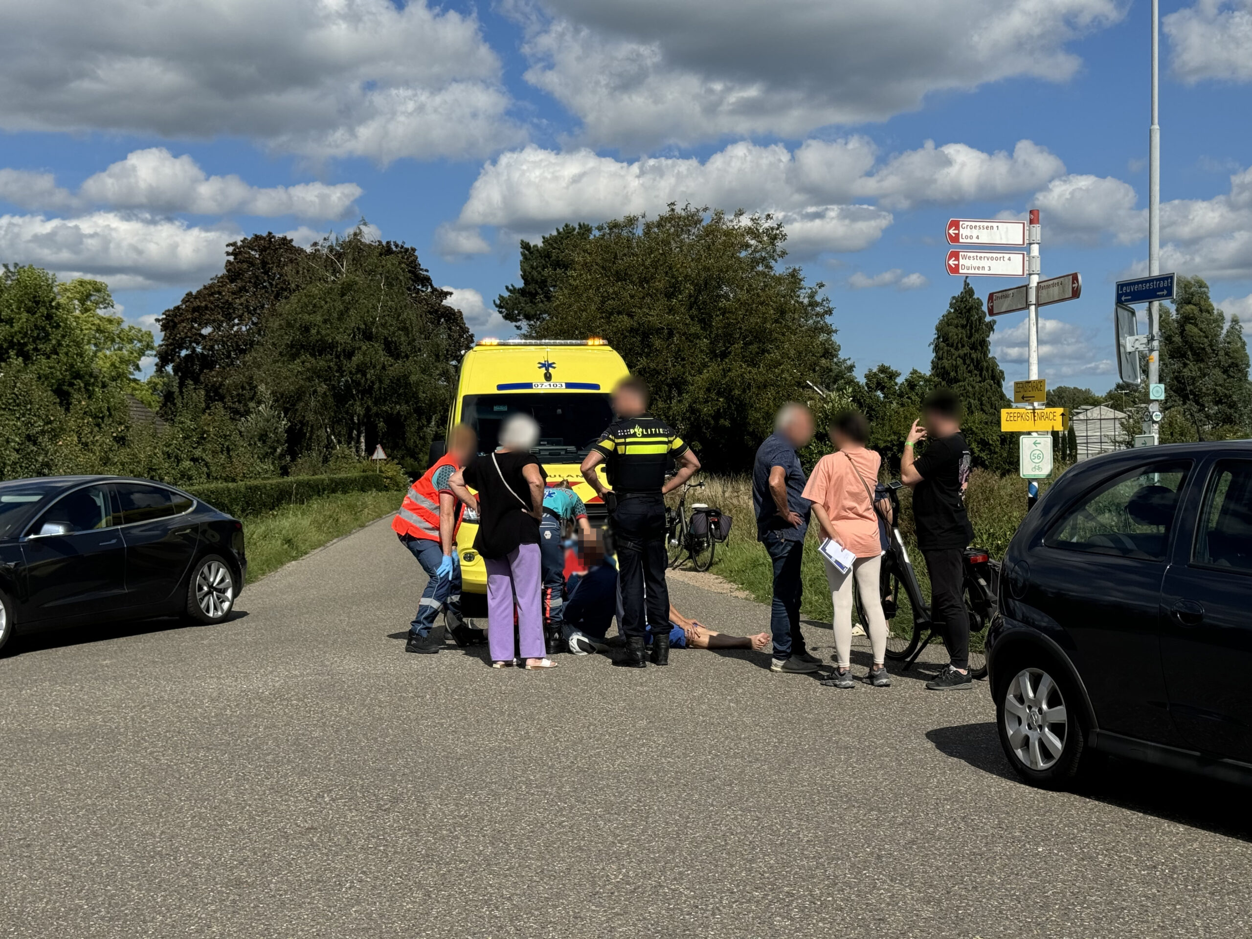 Fietser botst tegen zijkant van auto, ambulancepersoneel schiet te hulp | 112 Nieuws Nederland