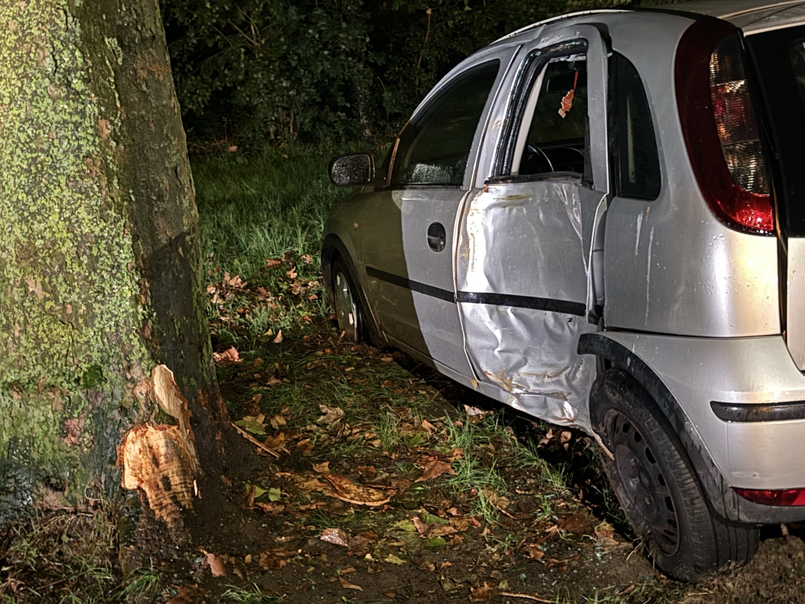 Automobilist botst hard met zijkant tegen boom | 112 Nieuws Nederland