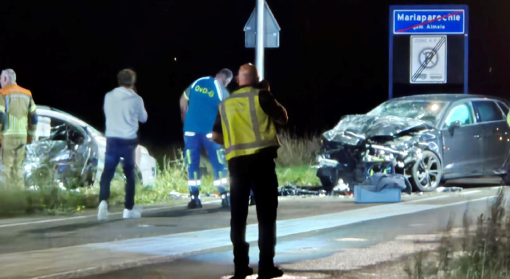 Grote ravage na ernstige frontale aanrijding tussen twee auto’s | 112 Nieuws Nederland