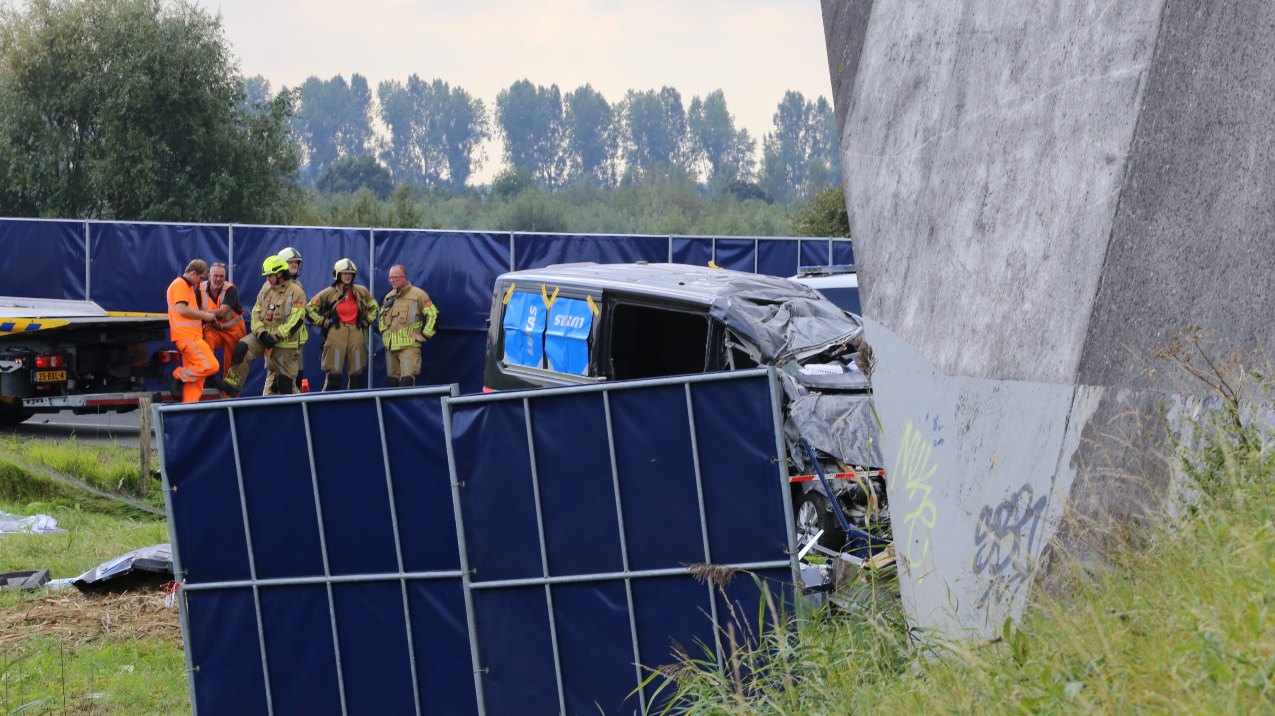 Zeer ernstig eenzijdig ongeval, bestelbus botst frontaal op viaduct van snelweg | 112 Nieuws ...