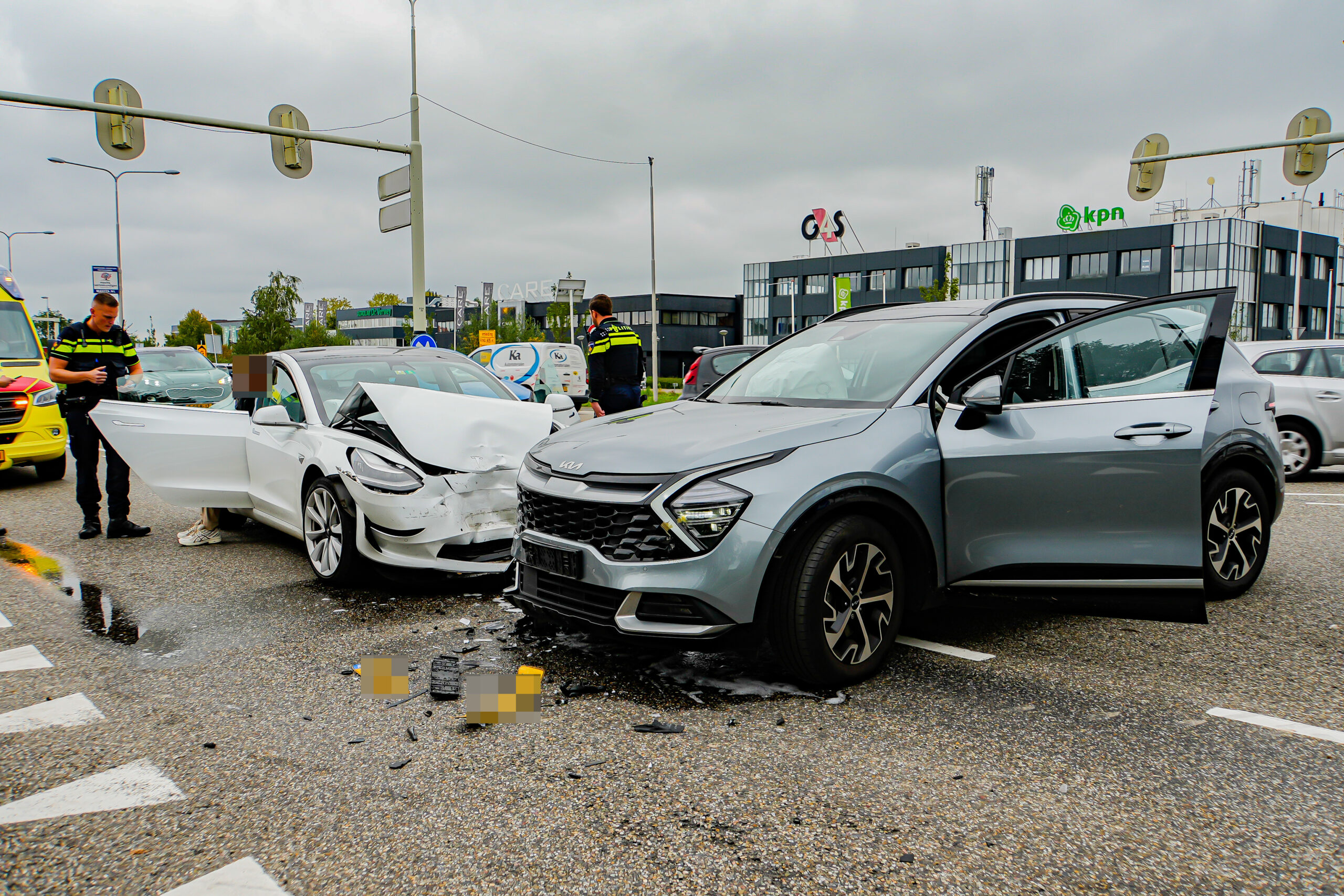 Enorme schade en gewonde na flink ongeval op kruispunt | 112 Nieuws Nederland