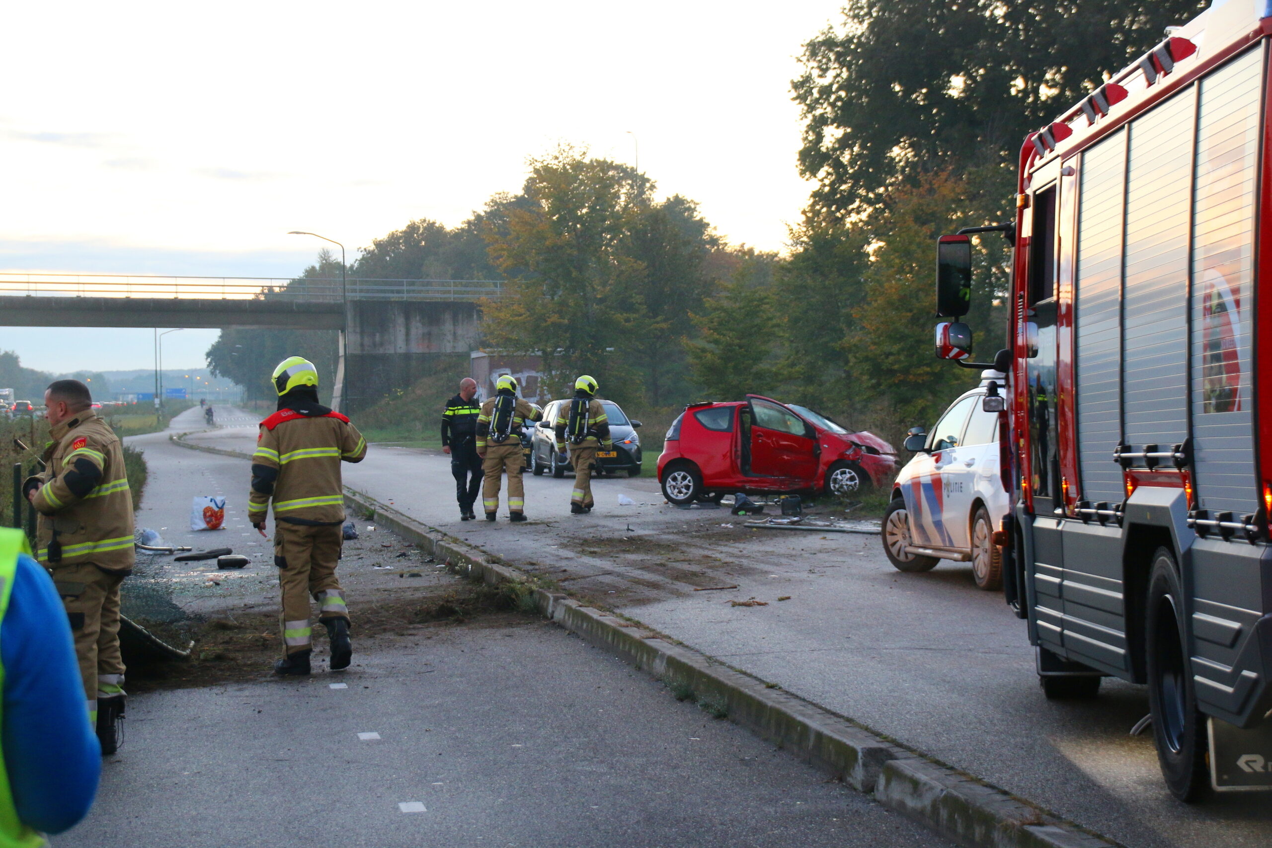 Enorme ravage na crash op snelweg, auto belandt op weg naast snelweg | 112 Nieuws Nederland