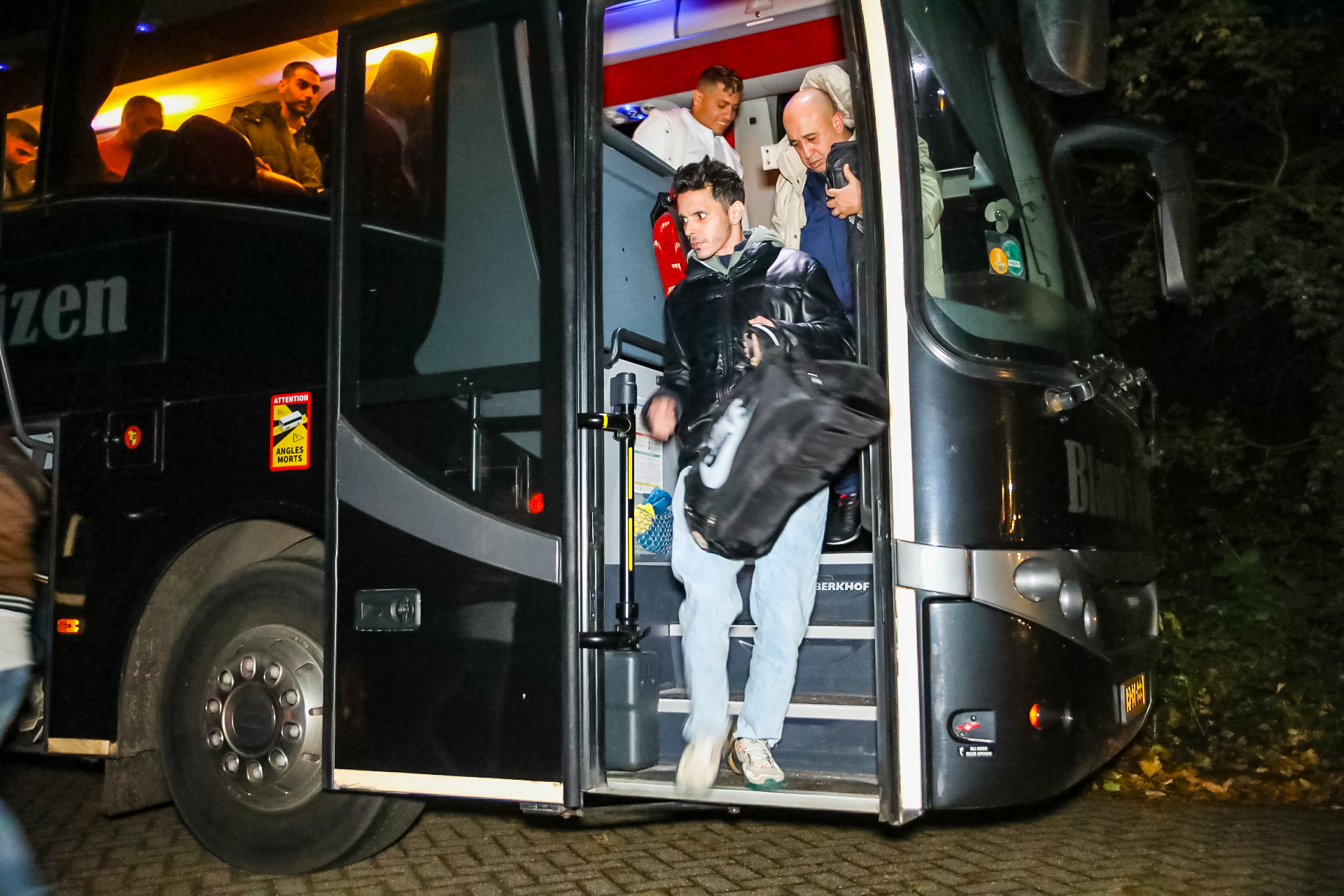 Eerste bus met asielzoekers aangekomen bij noodopvang | 112 Nieuws ...